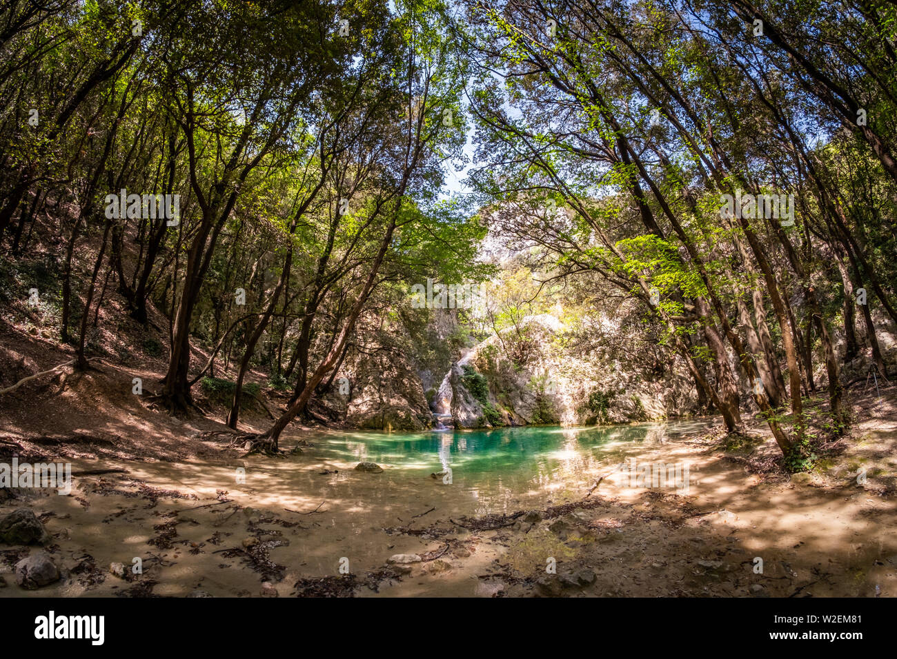 Schöne kleine Wasserfall Sentonina Staza auf Sentonas Trail im Wald ...