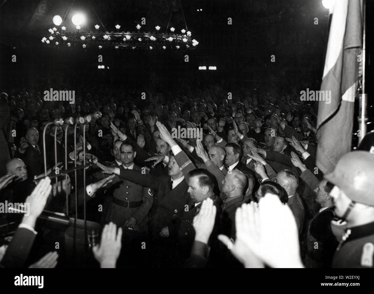 Nazis Salutieren Hitler Stockfotos und -bilder Kaufen - Alamy