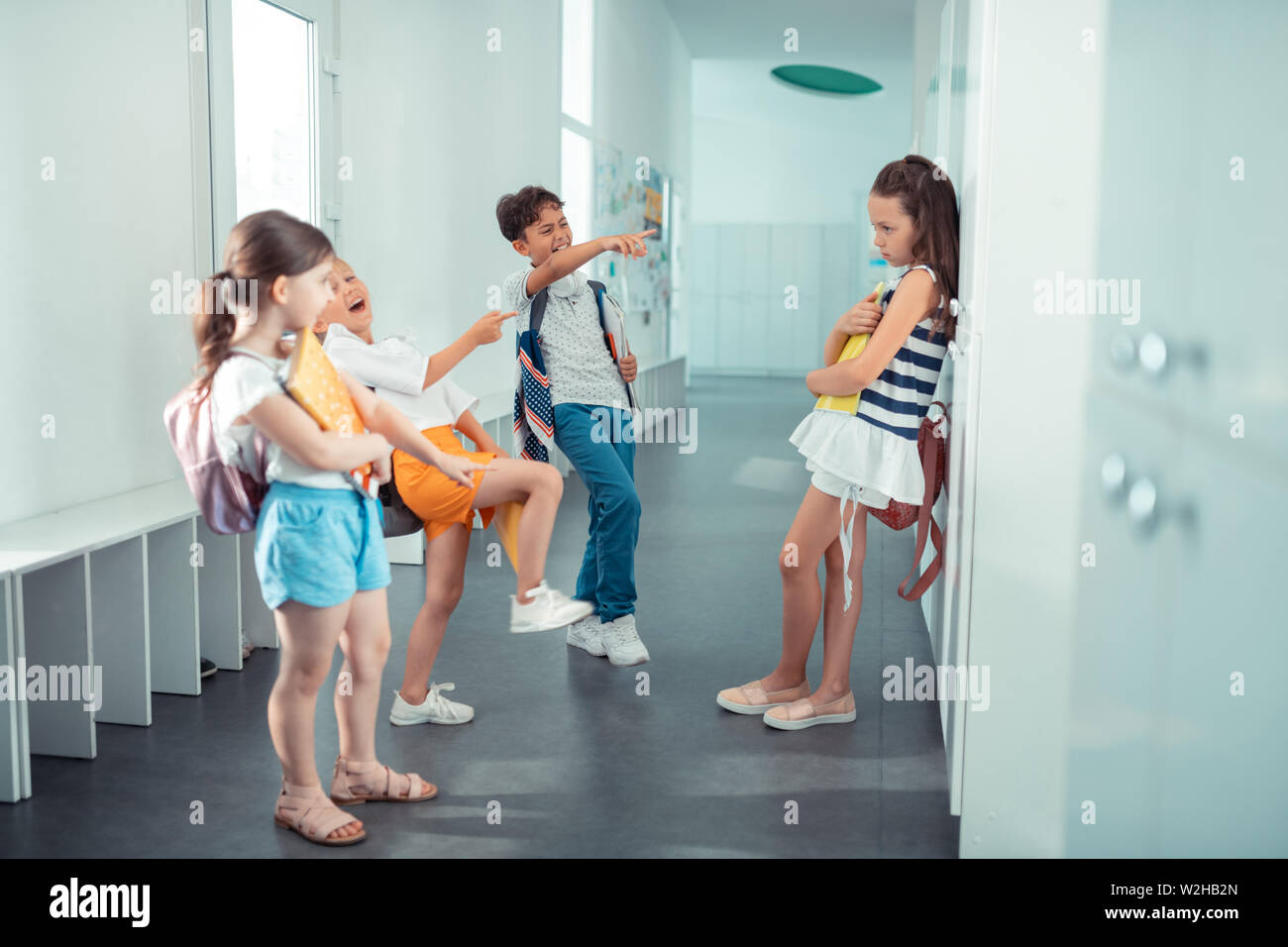 Kinder lachen und Mobbing ihre neuen Mitschüler Stockfotografie - Alamy