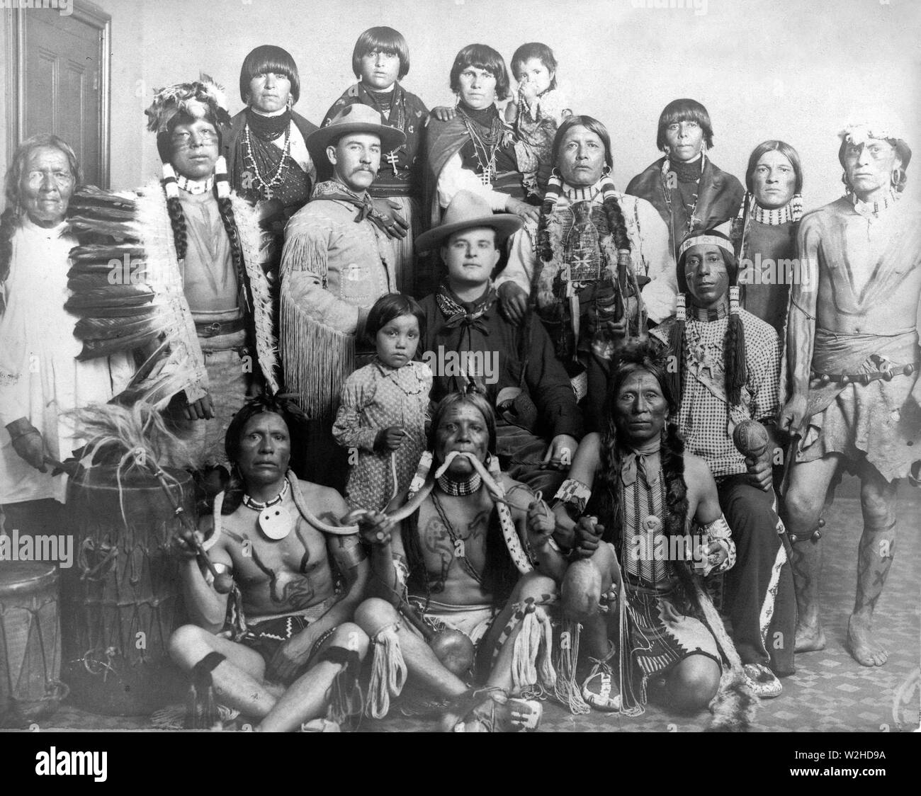 Pueblo indianer gruppenfoto -Fotos und -Bildmaterial in hoher Auflösung ...