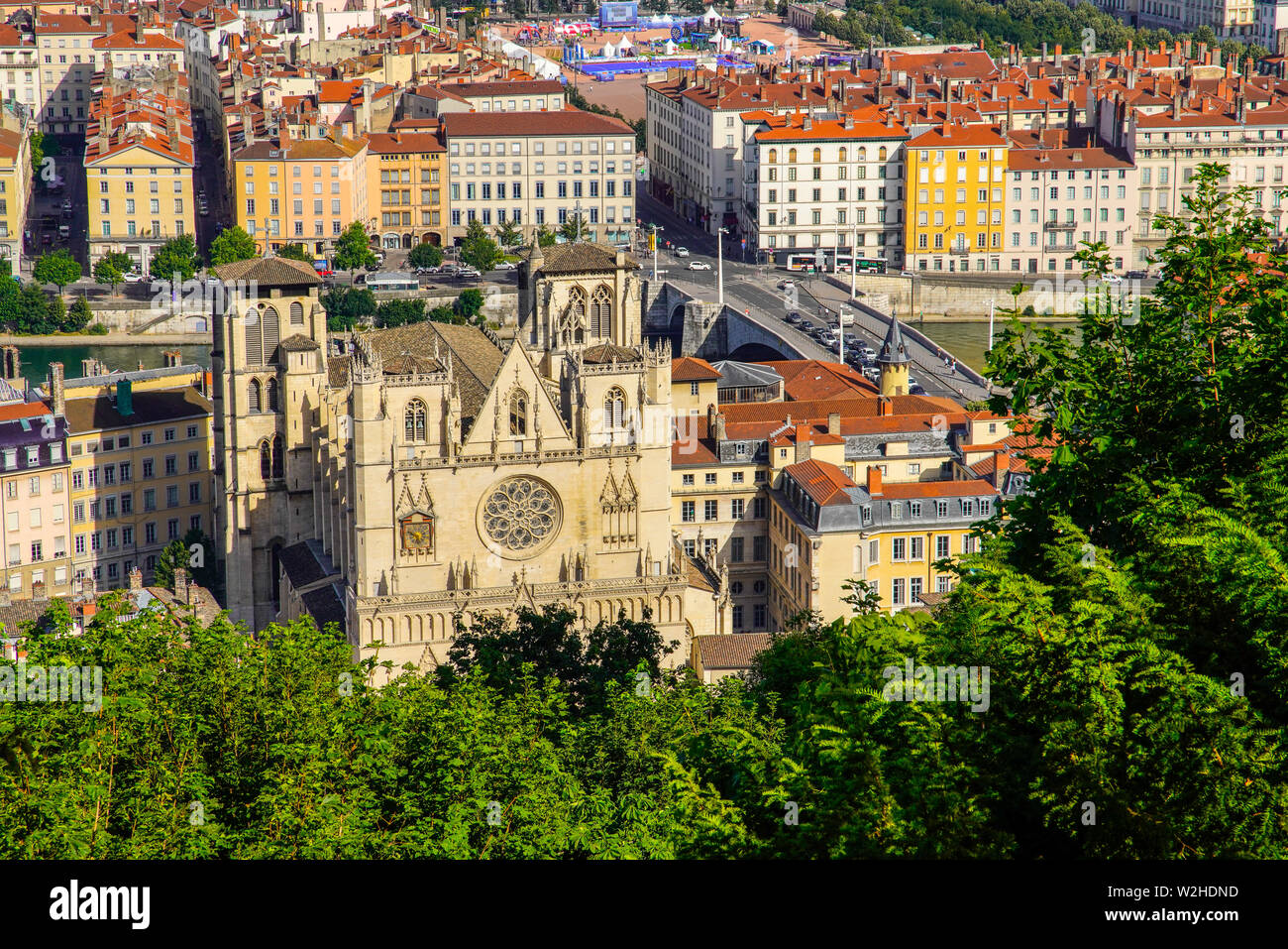 Wunderschne Franzsische Stadt An Der Rhone Bilder