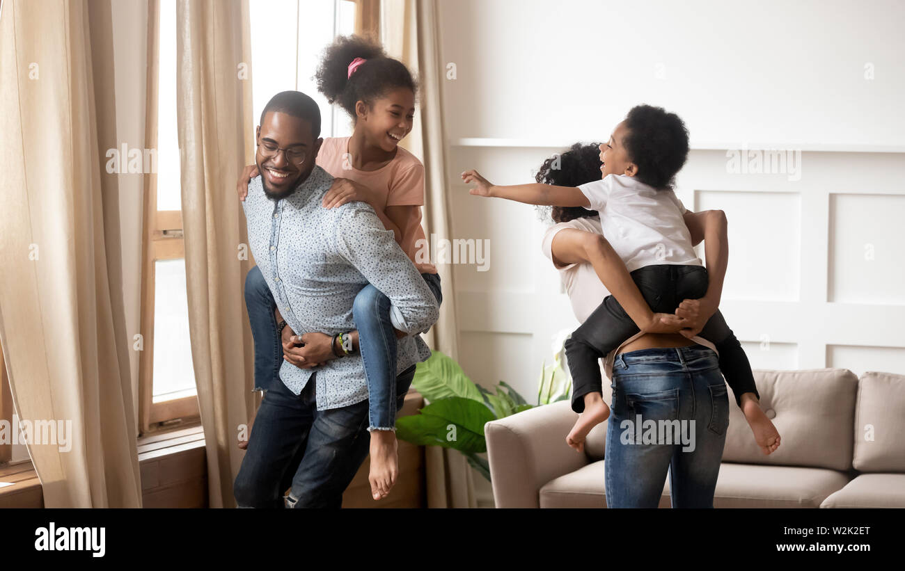 Kinder lachen -Fotos und -Bildmaterial in hoher Auflösung – Alamy