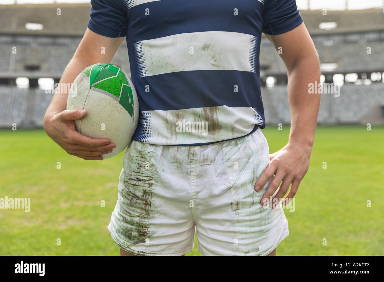 Ball im stadion -Fotos und -Bildmaterial in hoher Auflösung – Alamy