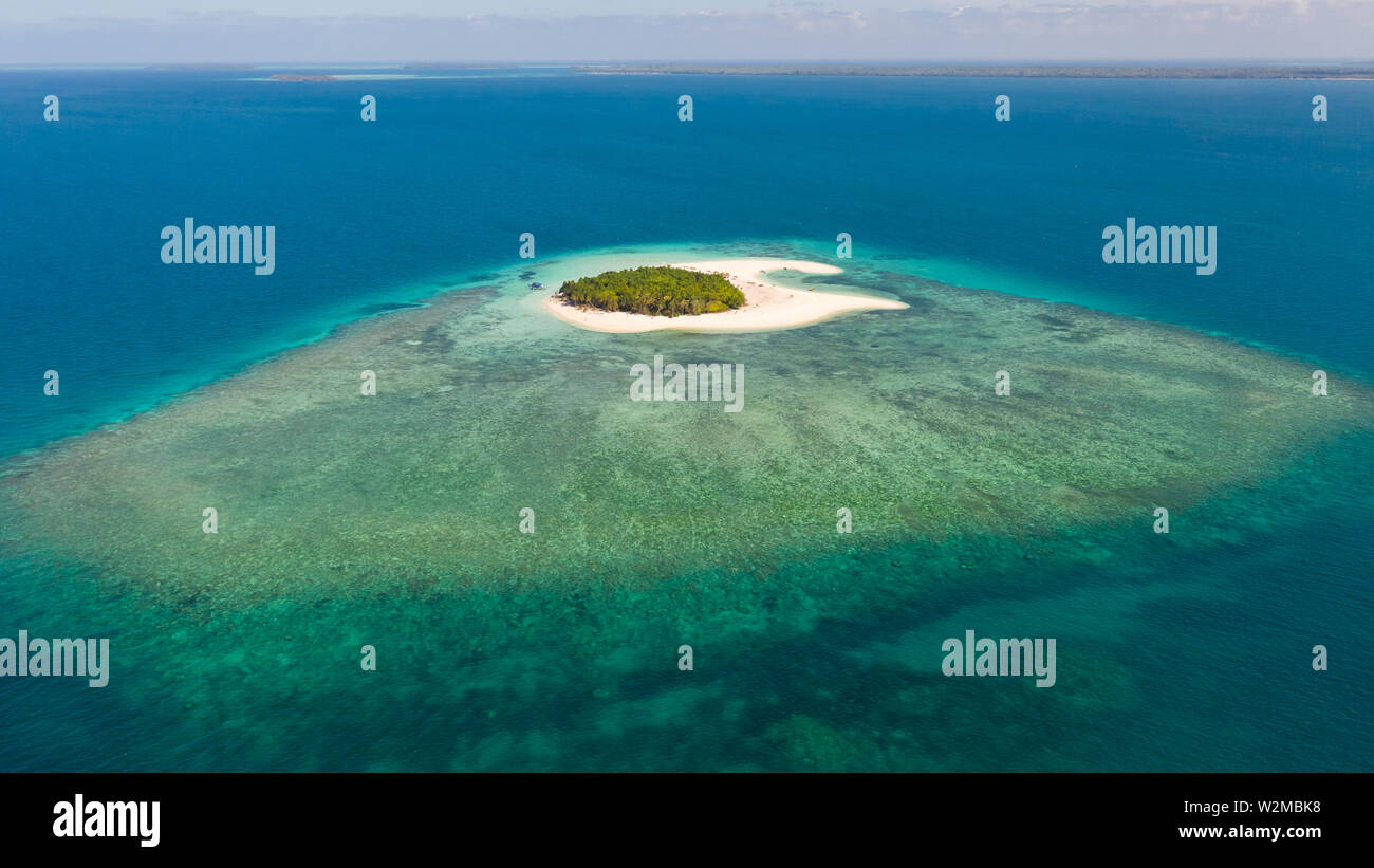 Patawan Insel. Kleine tropische Insel mit weißem Sandstrand ...