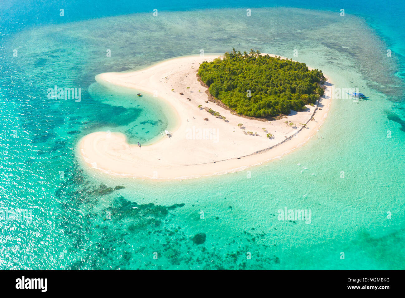 Patawan Insel. Kleine tropische Insel mit weißem Sandstrand ...