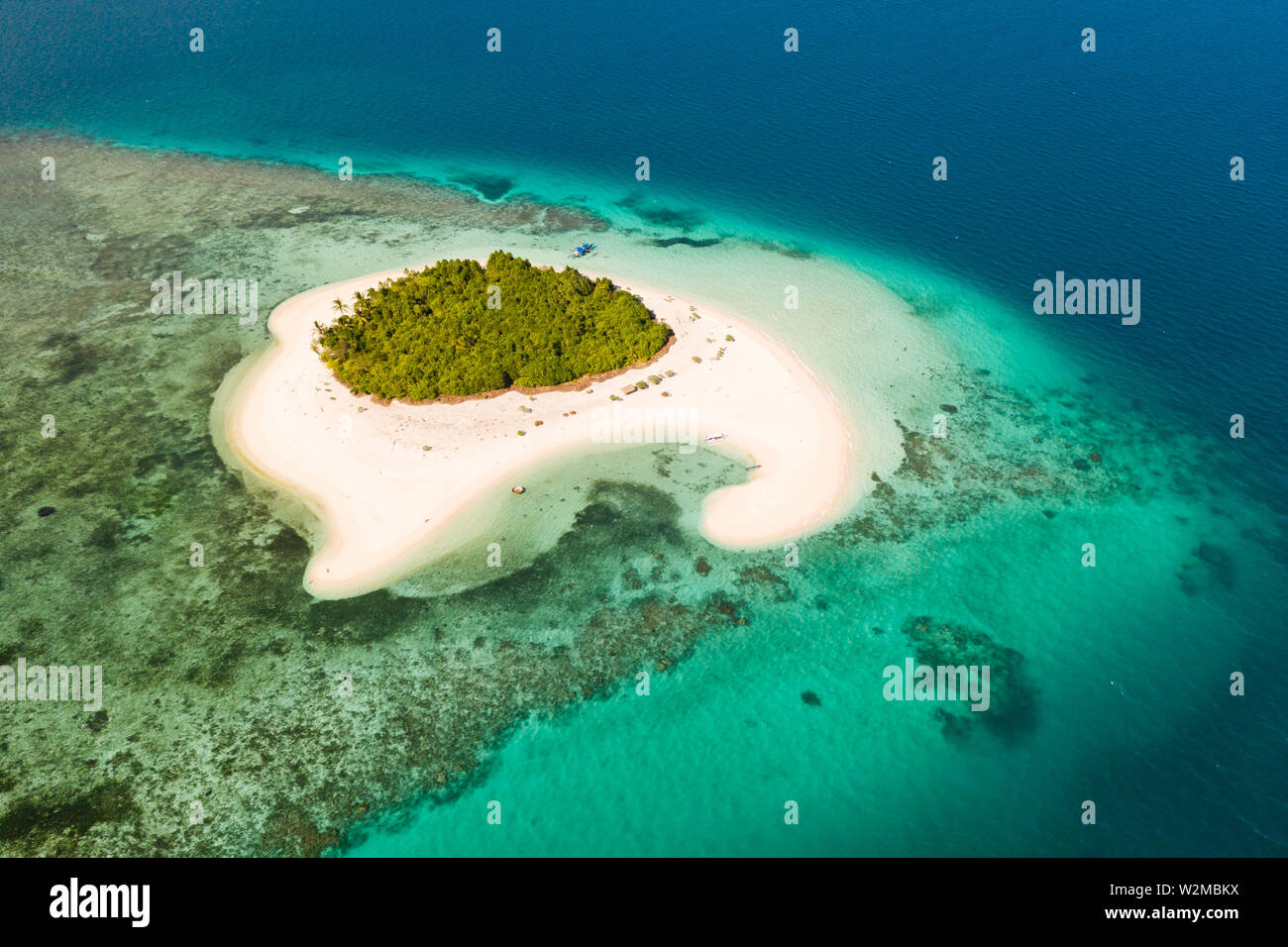 Patawan Insel. Kleine tropische Insel mit weißem Sandstrand ...