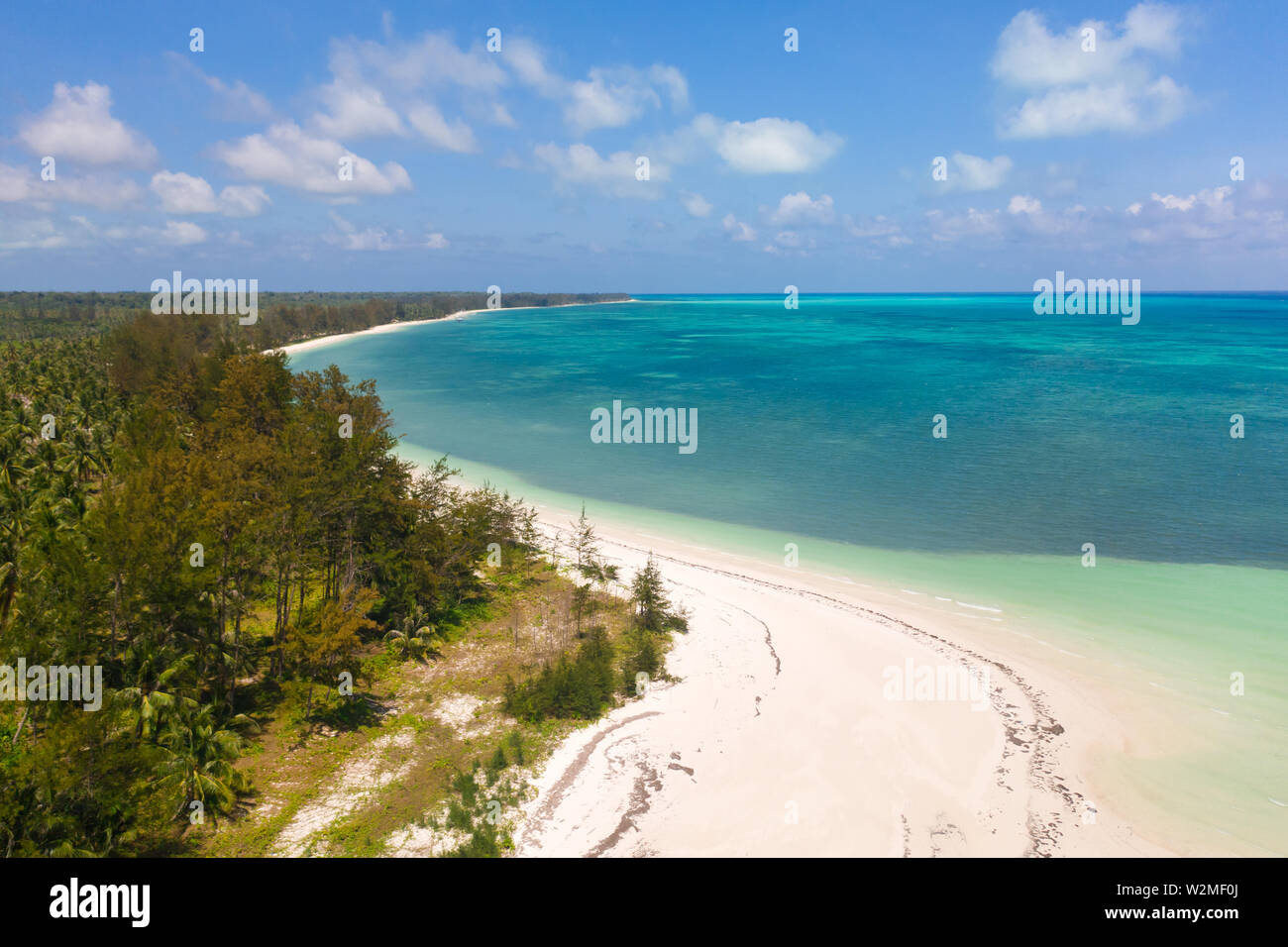 Große tropische Insel mit weißem Sandstrand, Ansicht von oben. Marine ...
