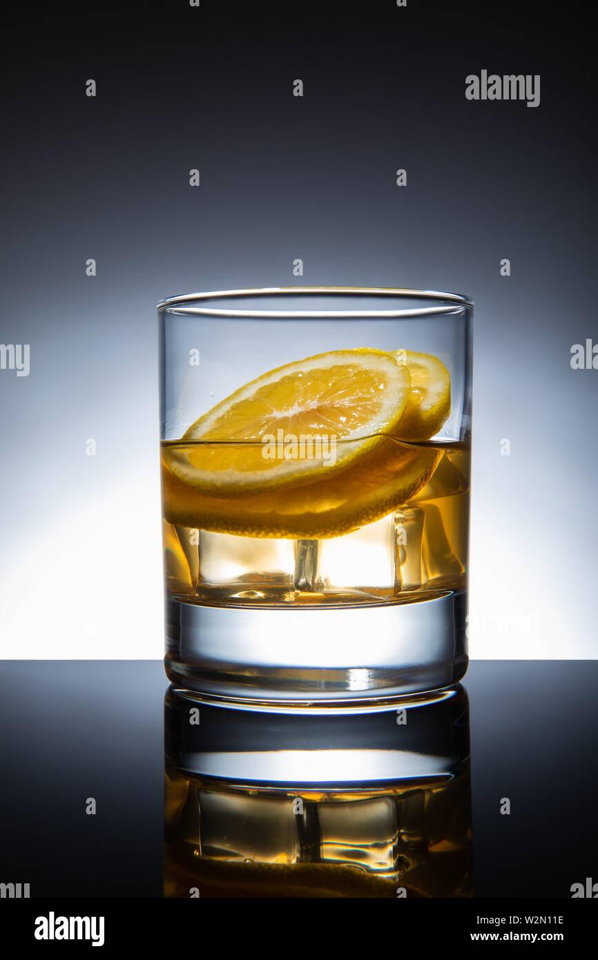 Cocktail Mit Zitrone Stockfotos und -bilder Kaufen - Alamy