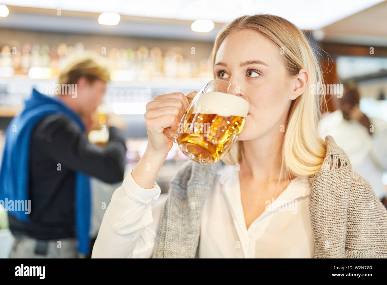 In der kneipe arbeiten -Fotos und -Bildmaterial in hoher Auflösung – Alamy