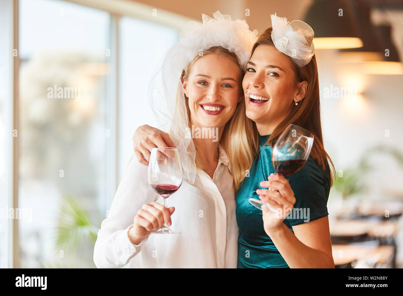 Mit freunden auf ihrer junggesellinnenabschiedsfeier Stockfotos und ...