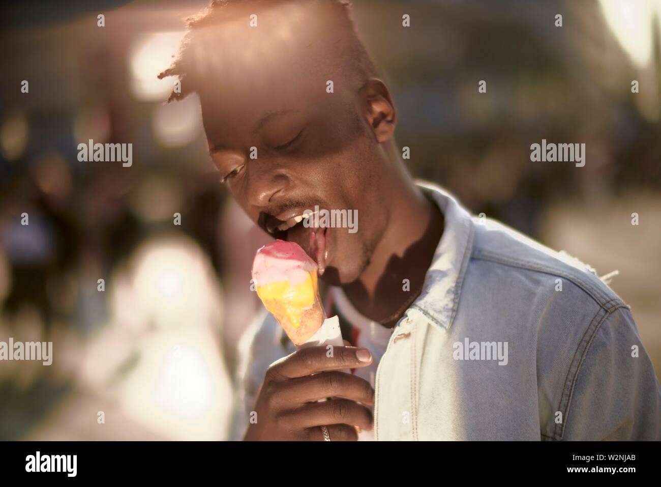 Mann, der ein eis isst -Fotos und -Bildmaterial in hoher Auflösung – Alamy