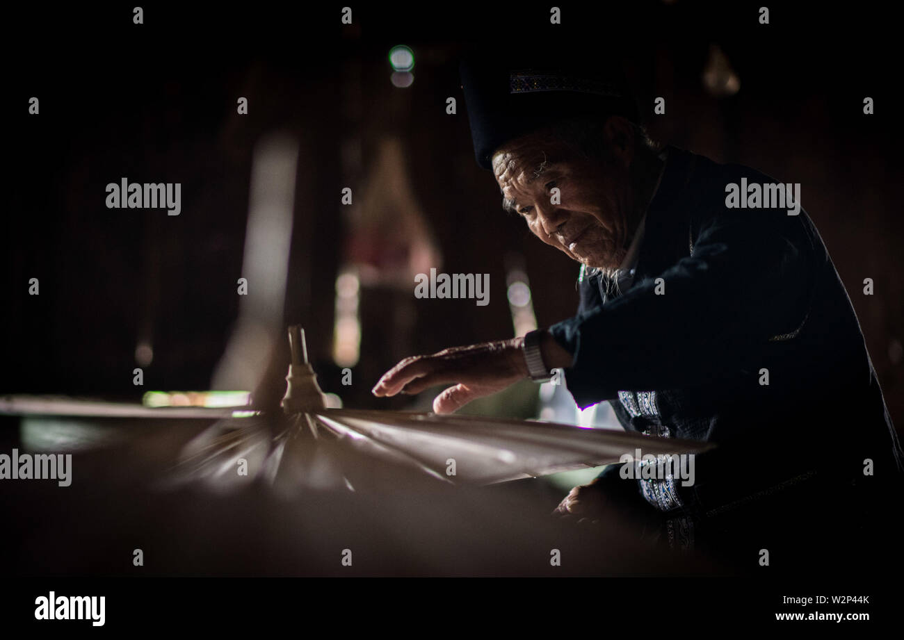 (190710) -- QIUBEI, Juli 10, 2019 (Xinhua) - Zhang Ronghua prüft eine ...