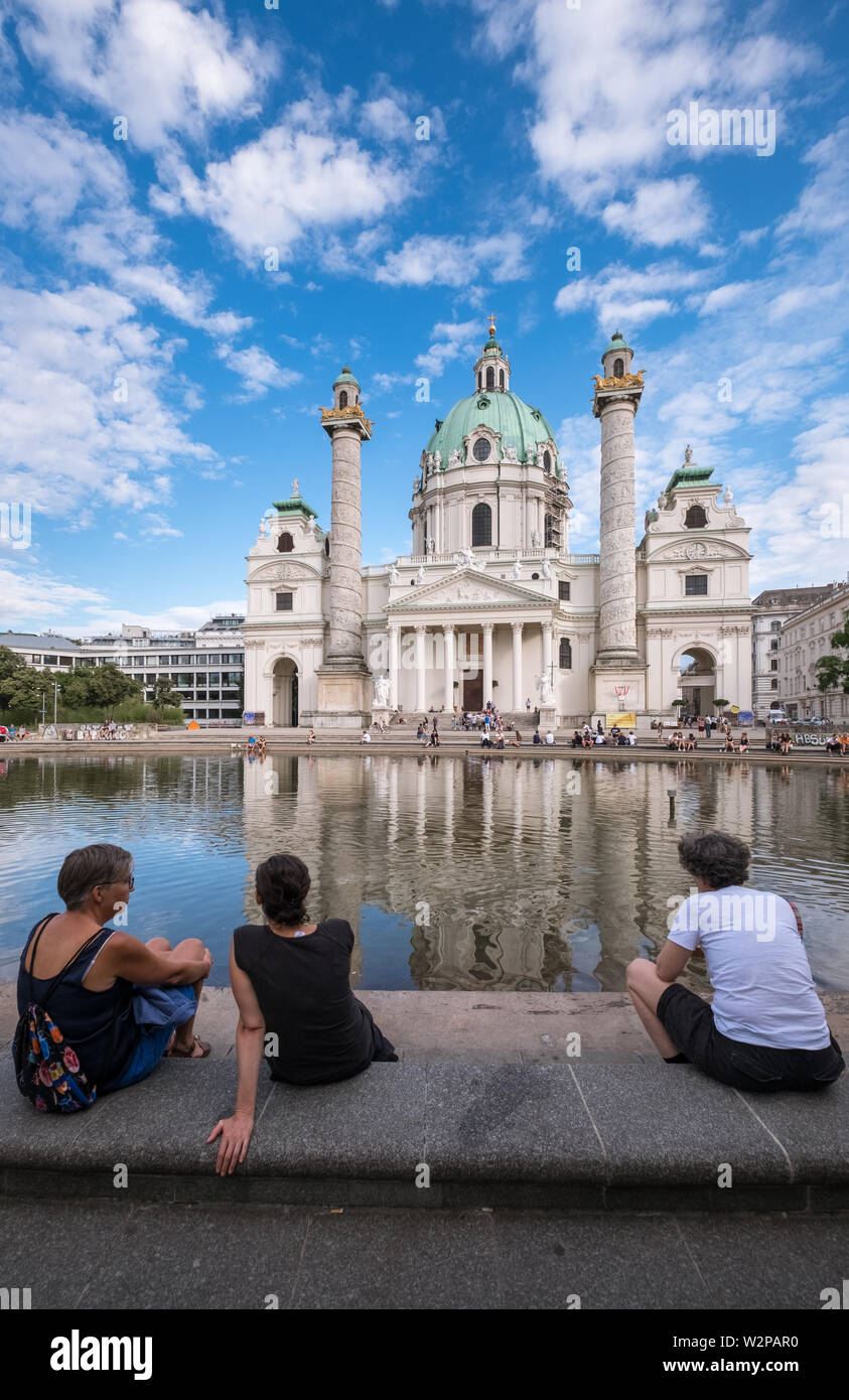 Menschen neben dem Teich an der Karlskirche (St Charles Kirche), eine ...