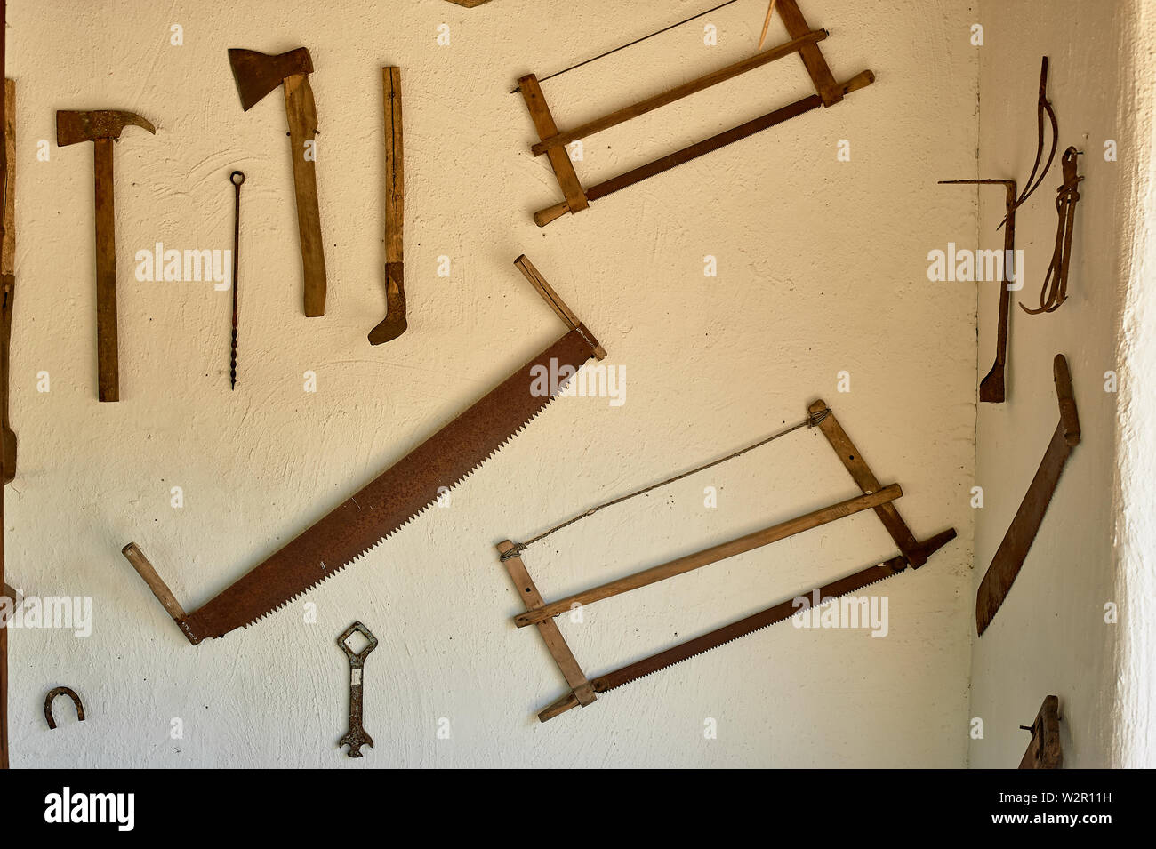 Werkzeuge an der Wand der Hütte.Hammer, Säge, Metall und Holz ...