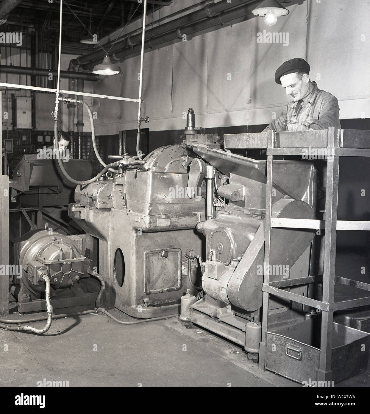 1950s historical female factory workers -Fotos und -Bildmaterial in ...