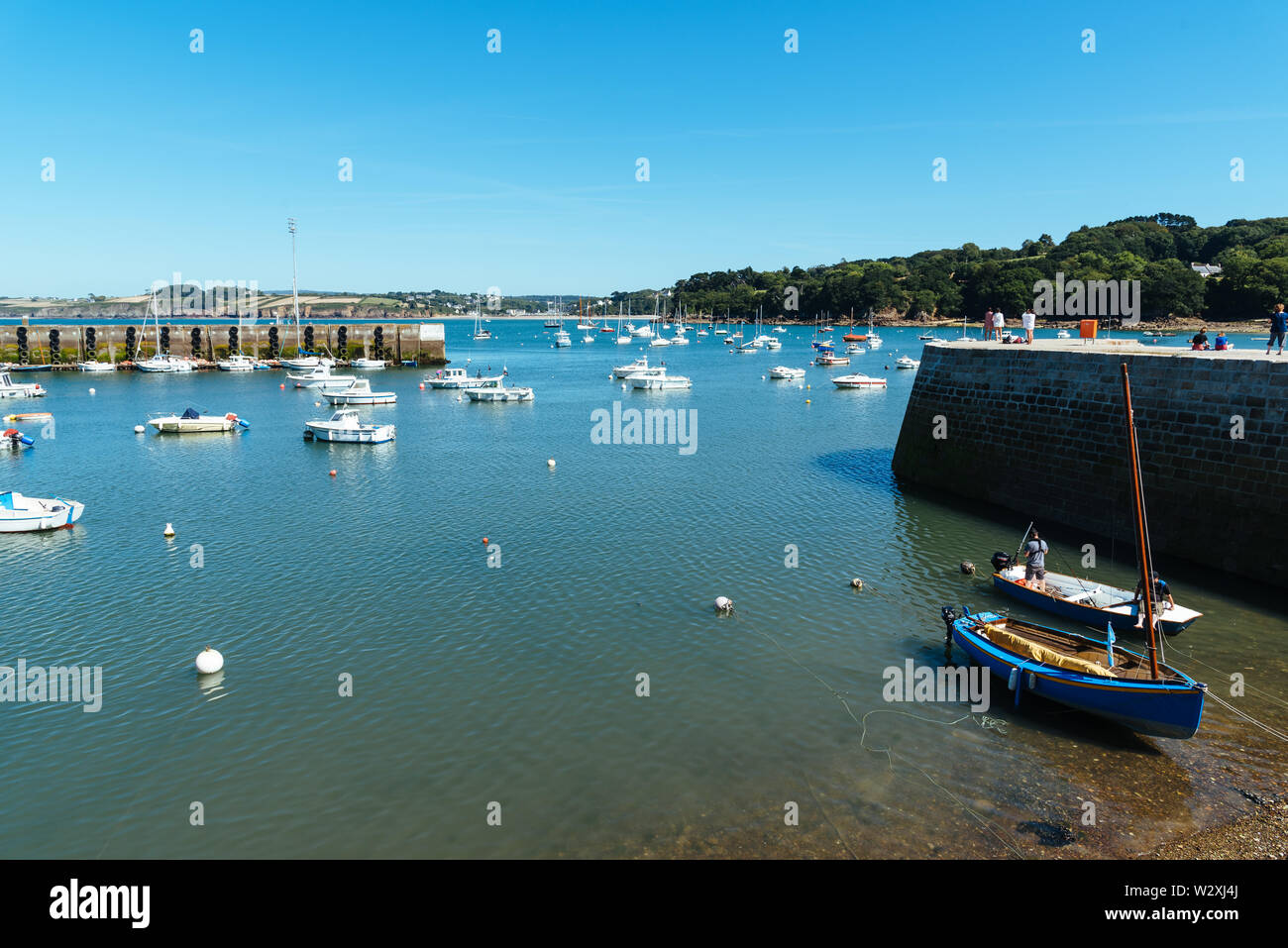 France finistere fishing harbour douarnenez -Fotos und -Bildmaterial in ...