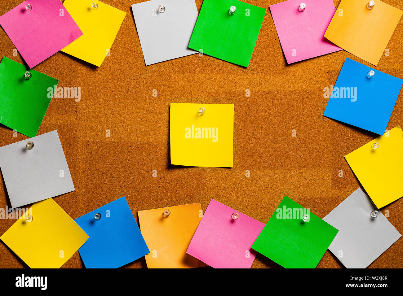 Bulletin Board Blank Post It Notes Stockfotos und -bilder Kaufen - Alamy