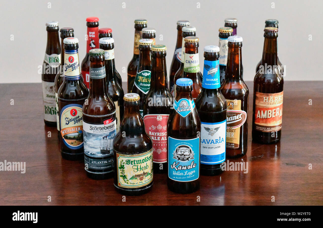 Bierflasche horizontal -Fotos und -Bildmaterial in hoher Auflösung – Alamy