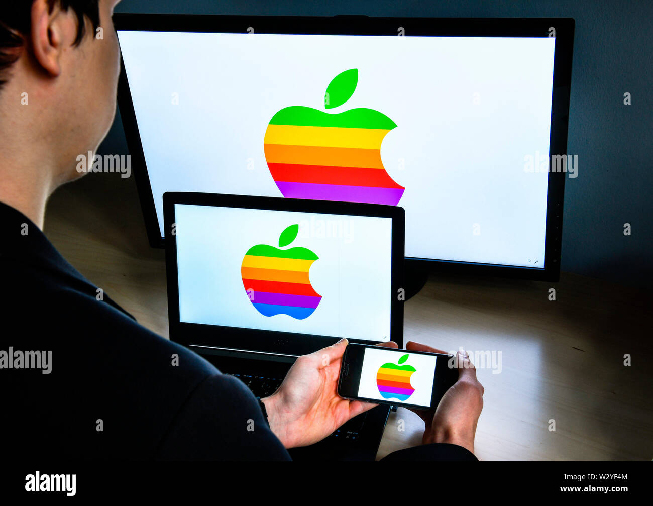 Apple logo laptop -Fotos und -Bildmaterial in hoher Auflösung – Alamy