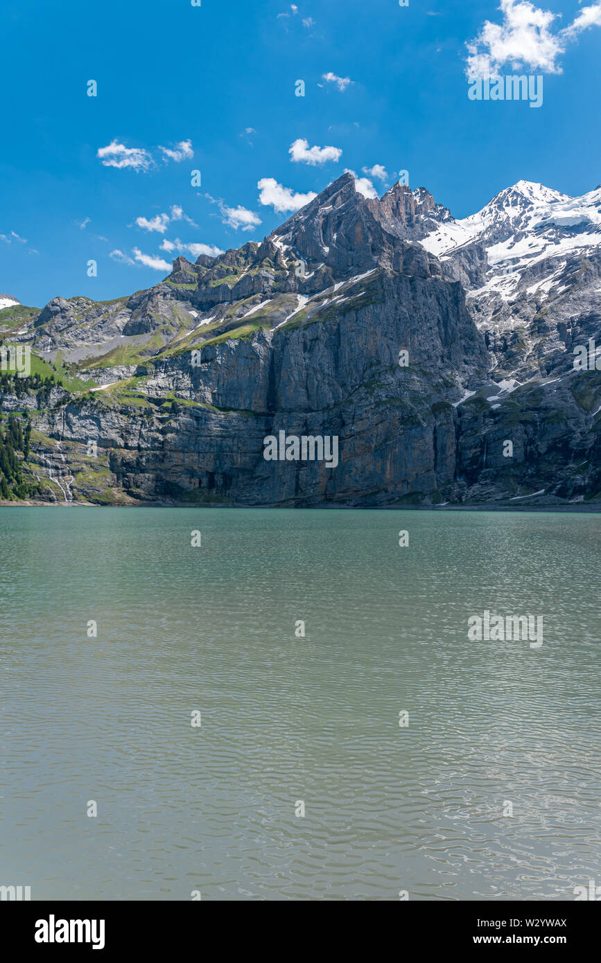 Landschaft am Oeschinensee See mit bluemlisalp Berg, Kandersteg, Berner ...