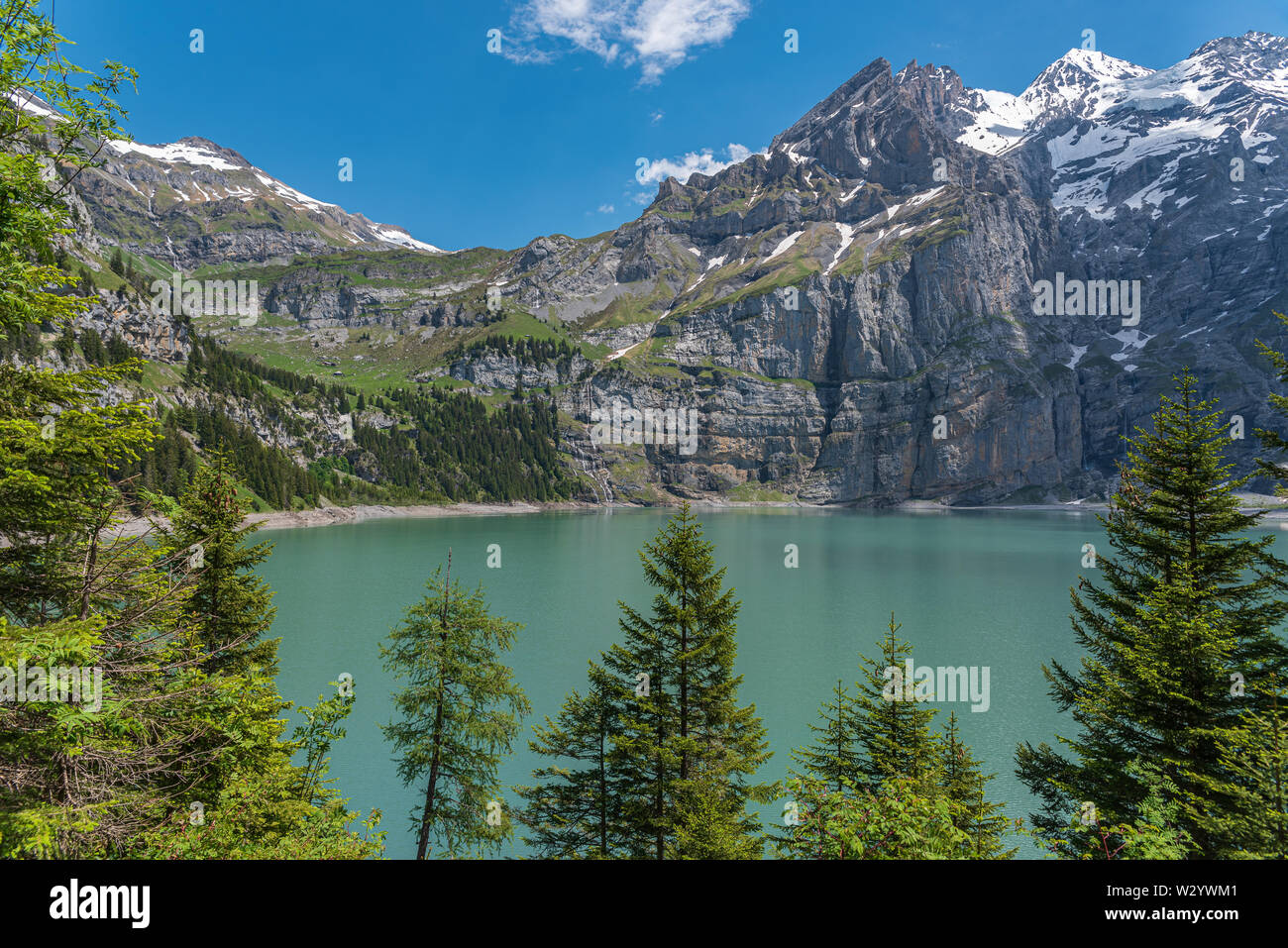 Landschaft am Oeschinensee See mit bluemlisalp Berg, Kandersteg, Berner ...