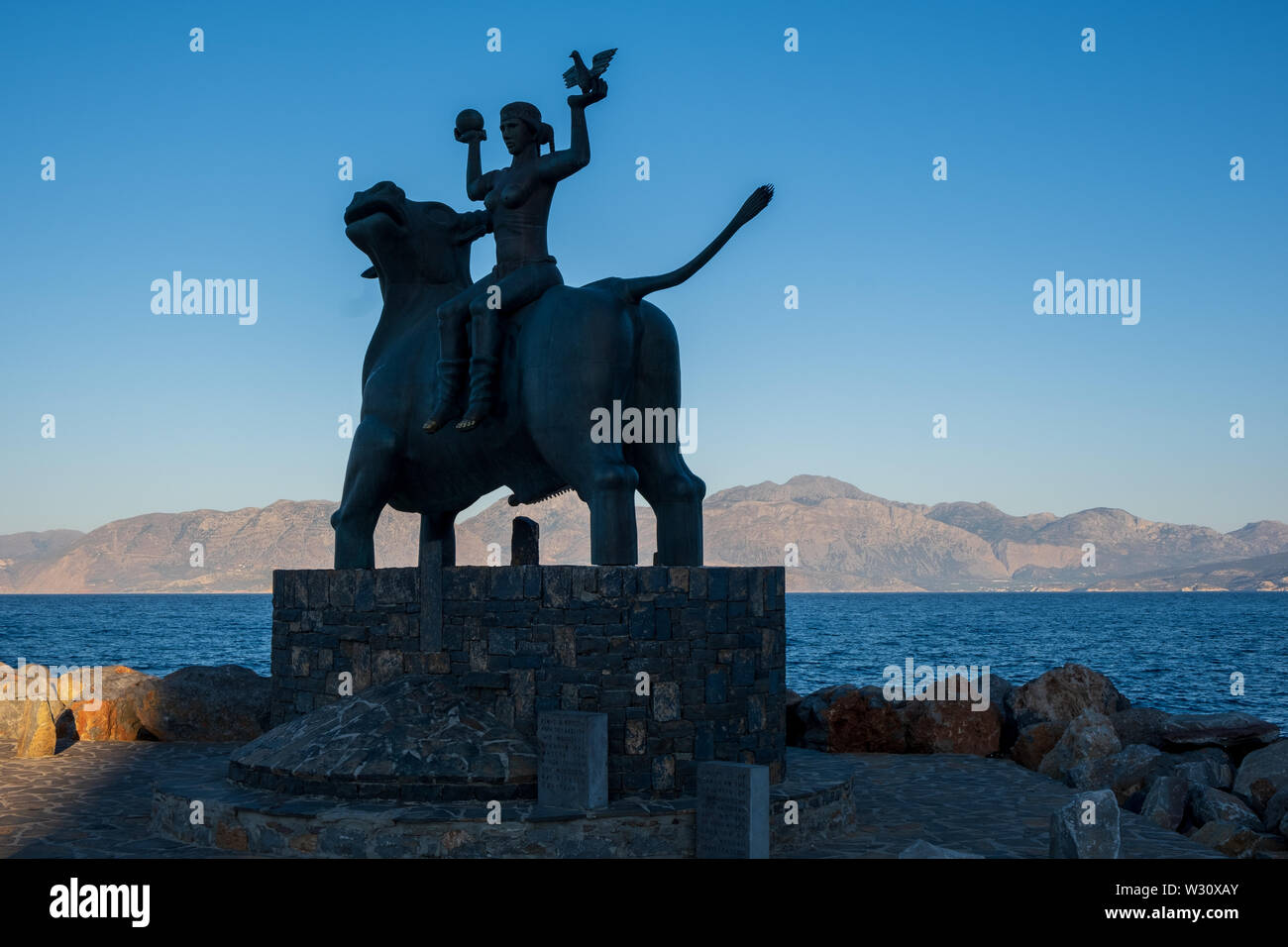 Statue der Raub der Europa, Agios Nikolaos, Kreta Stockfotografie - Alamy