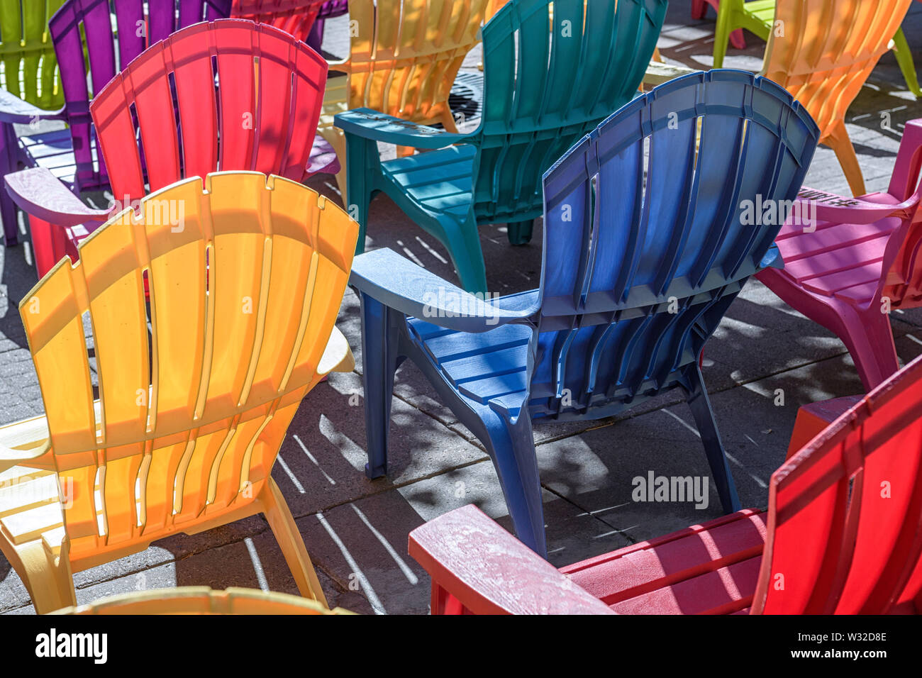 Colorful plastic chairs Fotos und Bildmaterial in hoher Auflosung Alamy