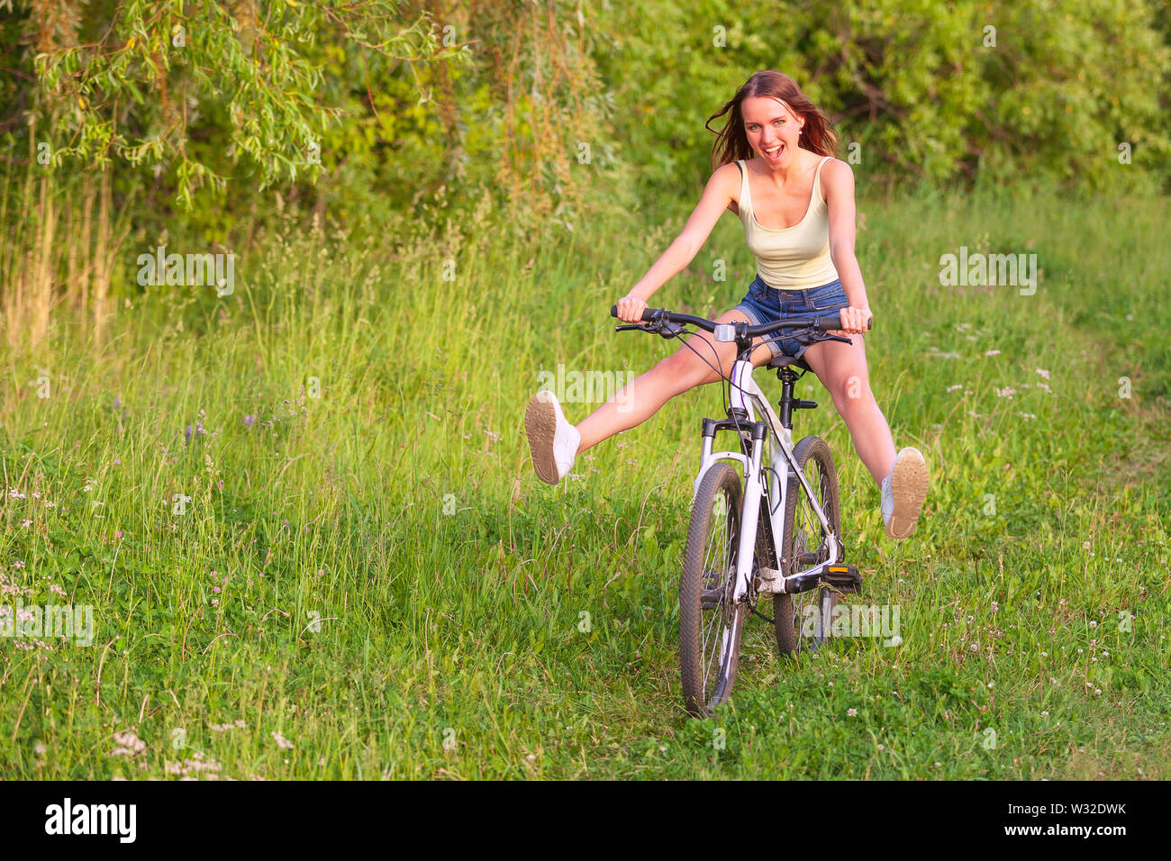 Junge frau gespreizte beine -Fotos und -Bildmaterial in hoher Auflösung ...