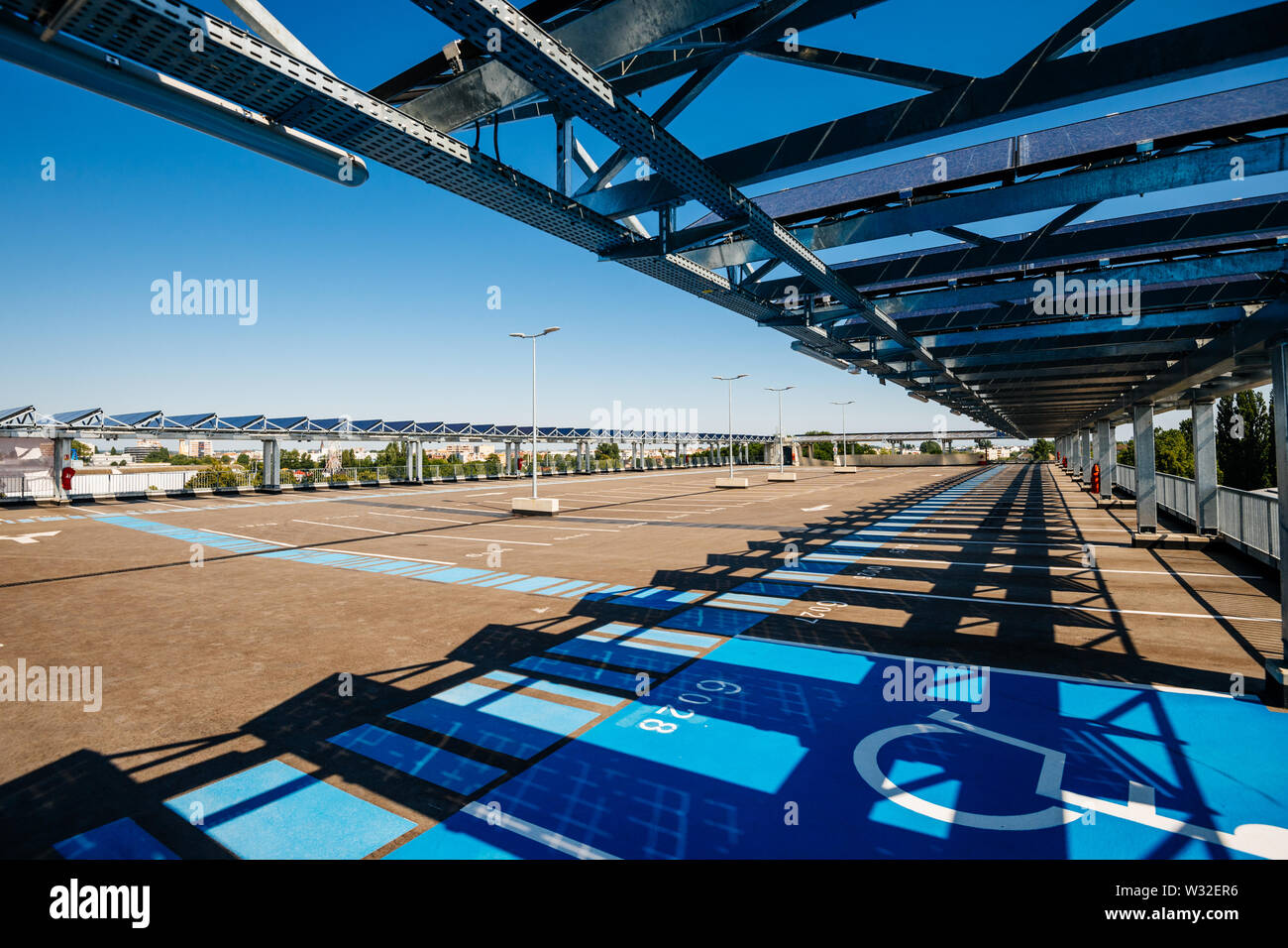 Moderne leeren Parkplatz auf dem Dach mit solarbetriebenen Zellen auf ...