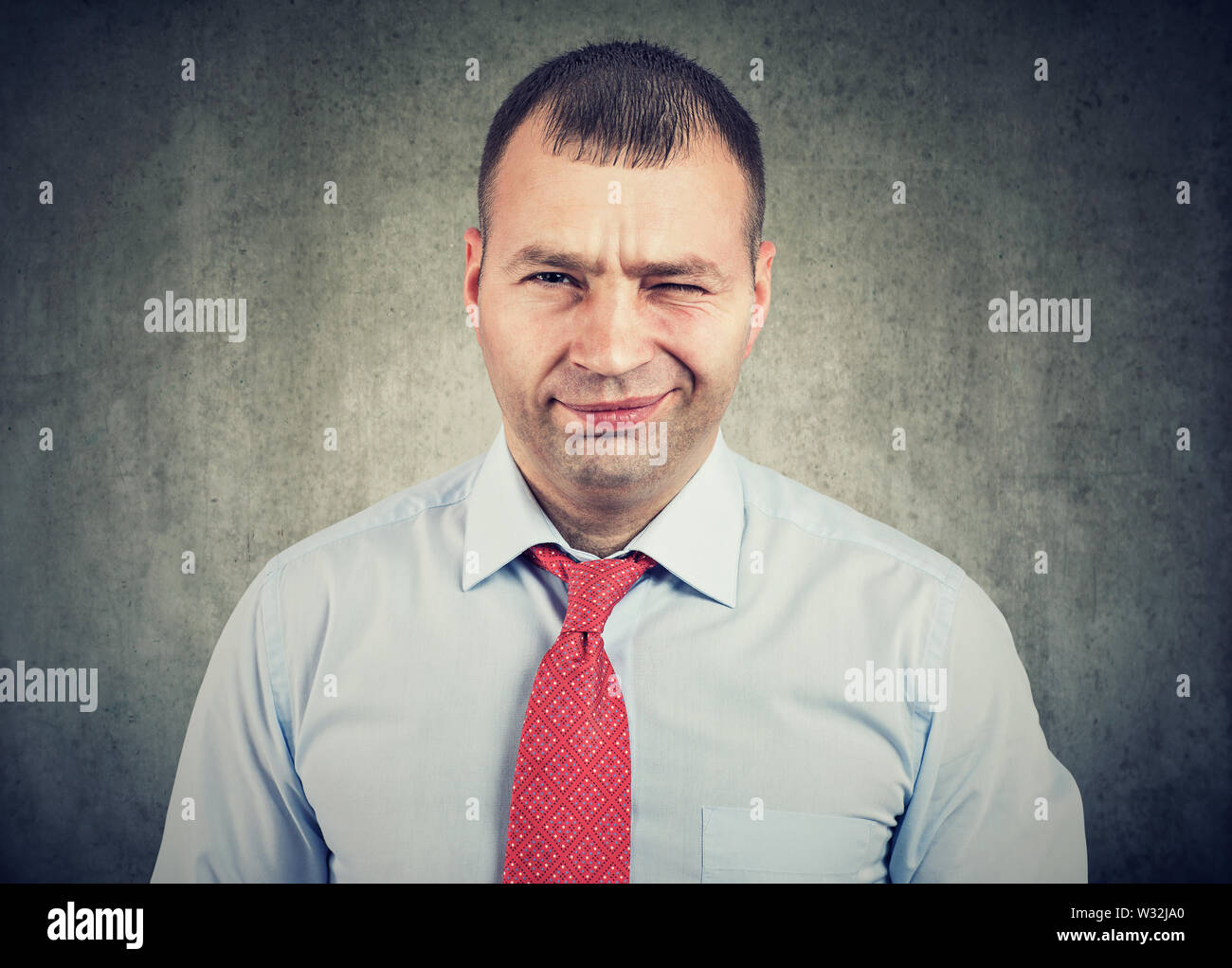 Skeptischer blick -Fotos und -Bildmaterial in hoher Auflösung – Alamy