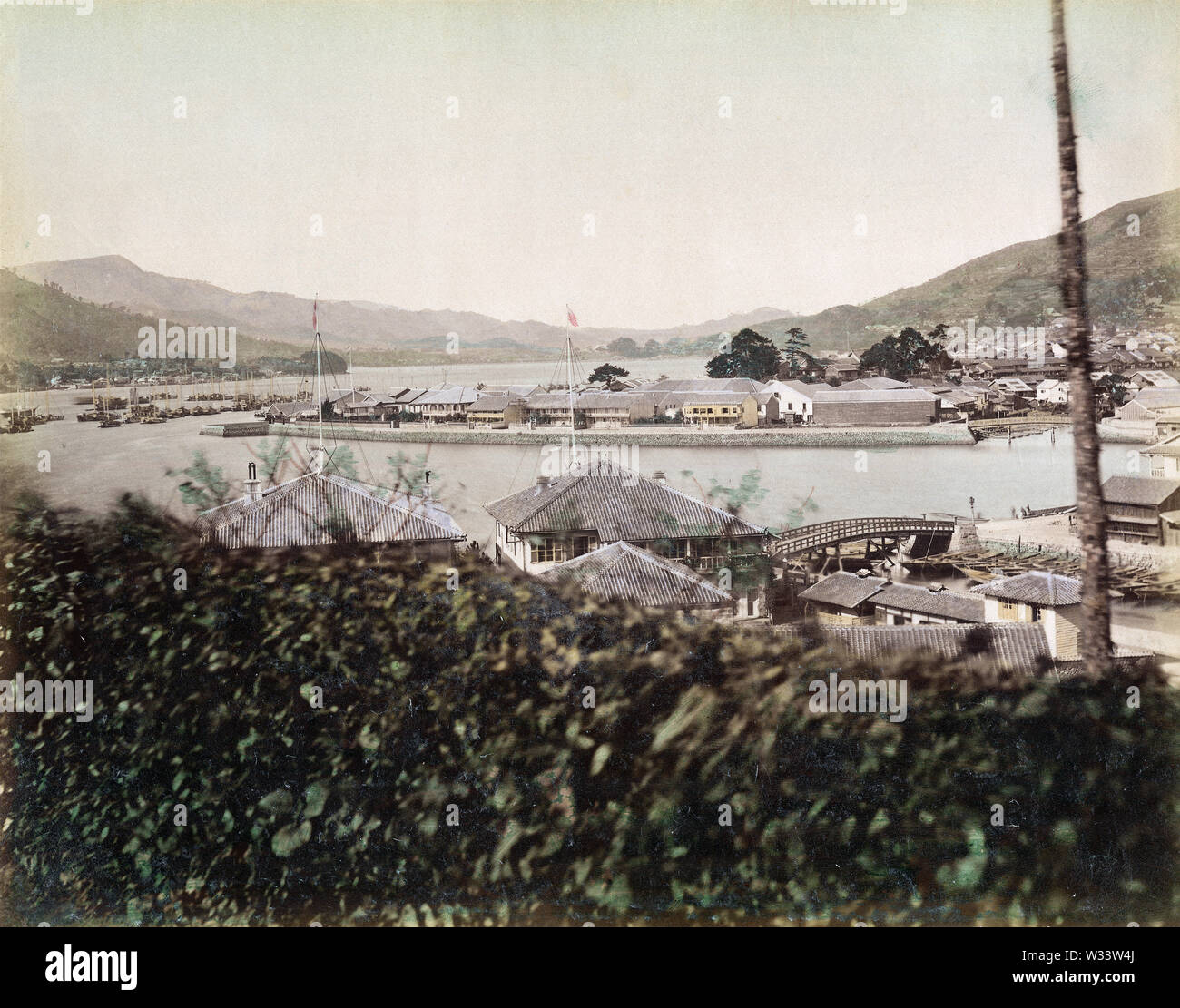 [1880s Japan - Dejima Insel, Nagasaki] - Panoramablick auf Dejima (auch ...