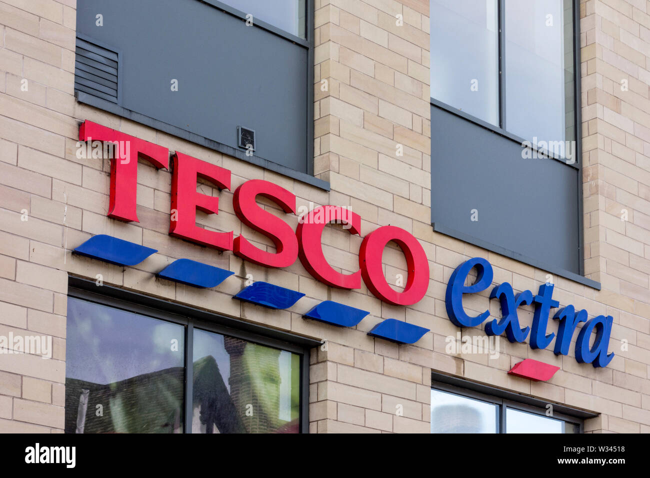 Tesco extra logo -Fotos und -Bildmaterial in hoher Auflösung – Alamy