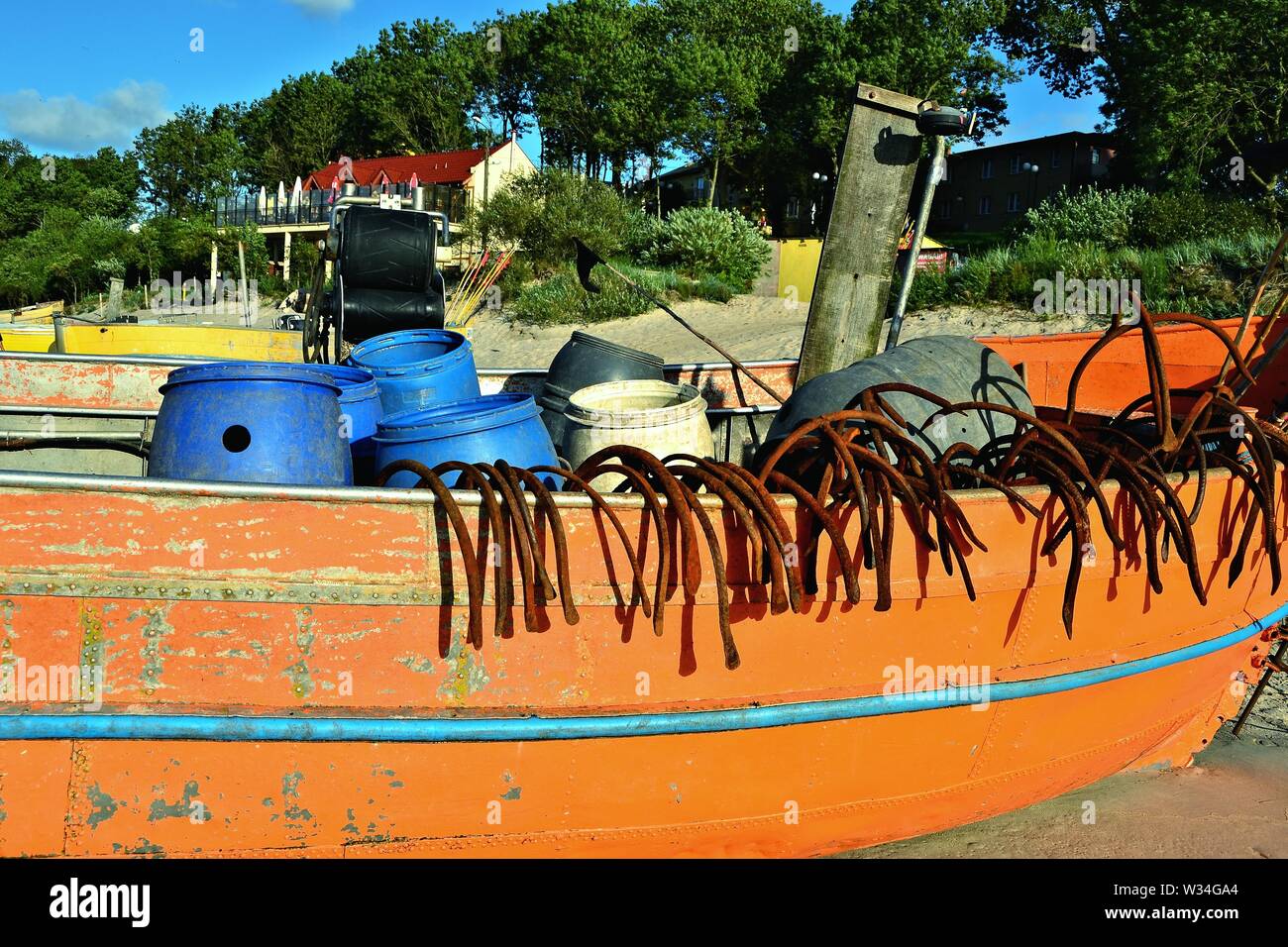 Fischerboot am Strand von Rewal in Polen Stockfotografie - Alamy