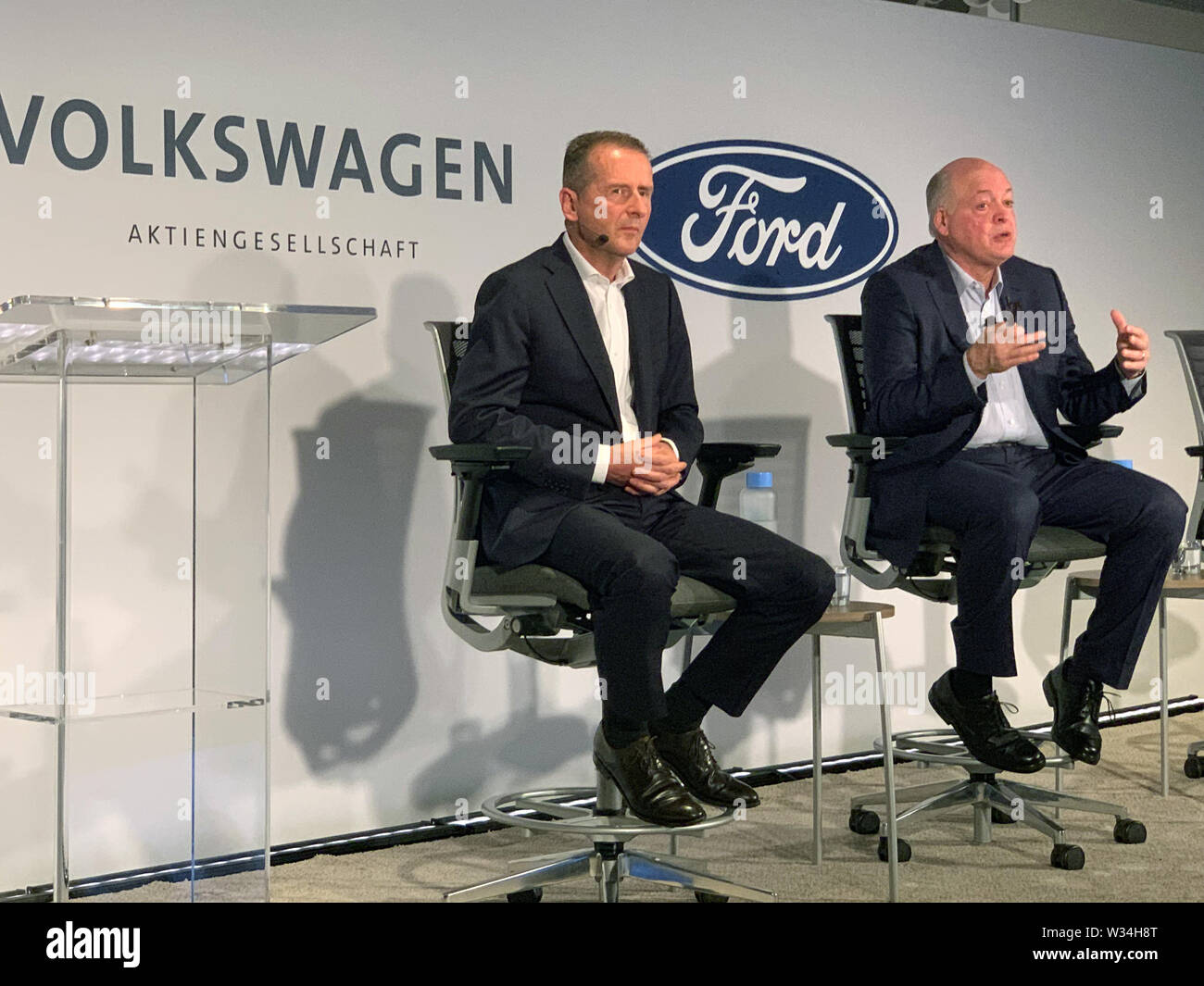 New York, USA. 12. Juli, 2019. Jim Hackett (r), Vorsitzender des Vorstands der Ford und Herbert ...
