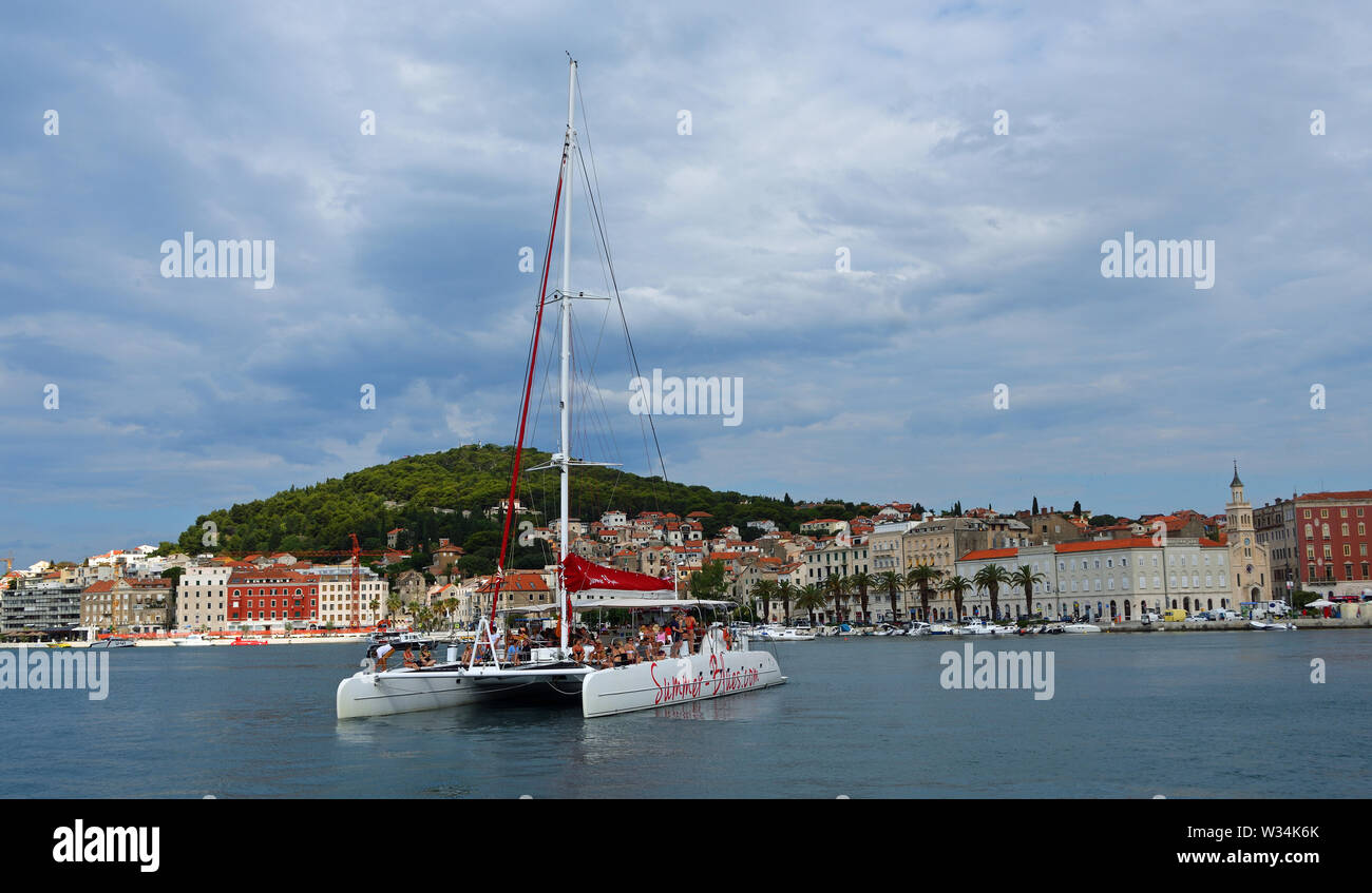 Katamaran voller Touristen in Split Kroatien Stockfotografie - Alamy