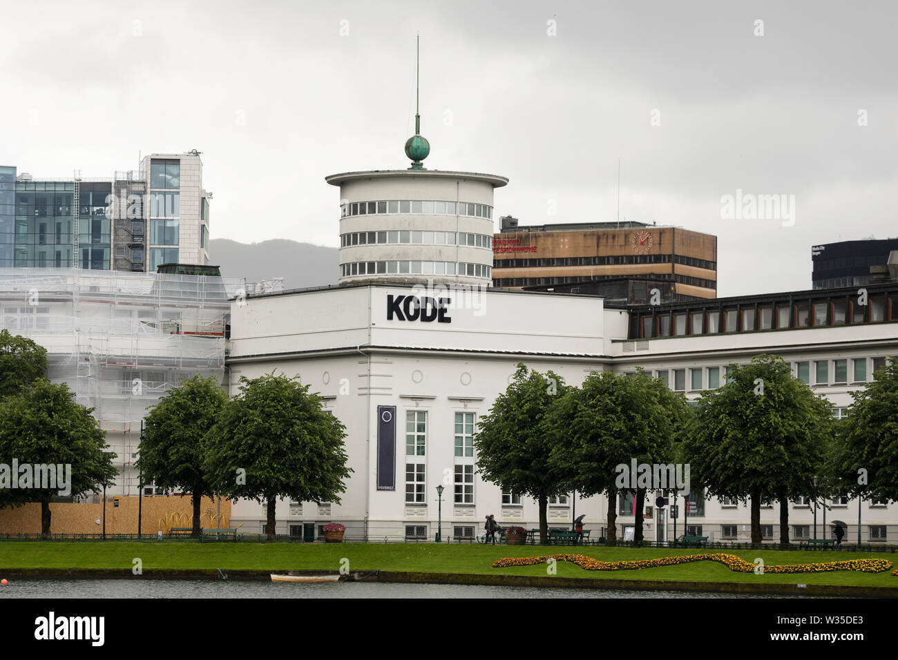 Der KODE 4 Art Museum entlang Lille Lungegårdsvannet See im Zentrum von ...