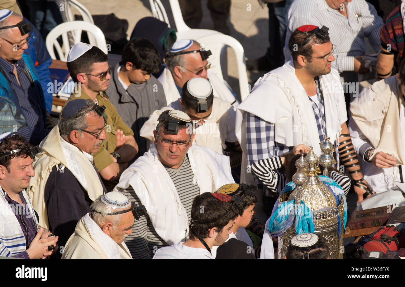 Reading Jewish Torah Bar Mitzvah Stockfotos & Reading Jewish Torah Bar ...
