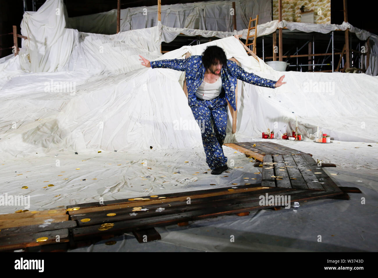 Worms, Deutschland. 12. Juli, 2019. Schauspieler Edgar Eckert (als Sänger) erkennt der Applaus ...