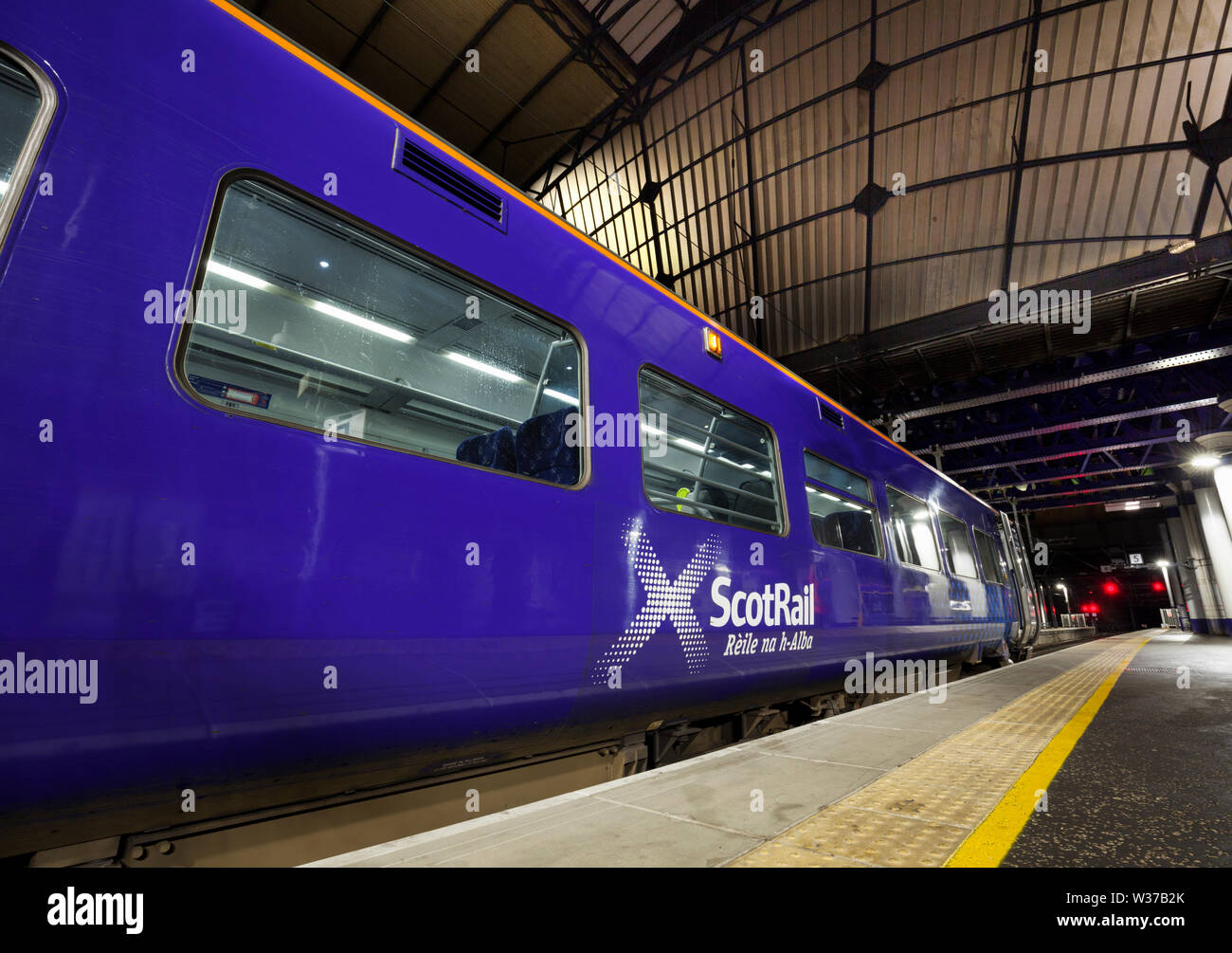 Scotrail Klasse 158 Express sprinter am Bahnhof Glasgow Queen Street ...