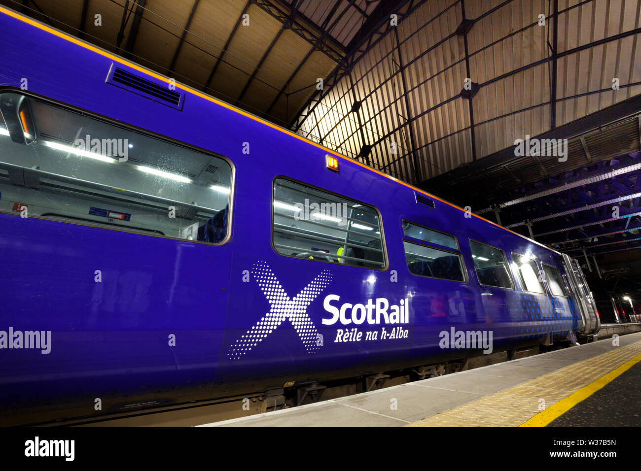 Scotrail Klasse 158 Express sprinter am Bahnhof Glasgow Queen Street ...