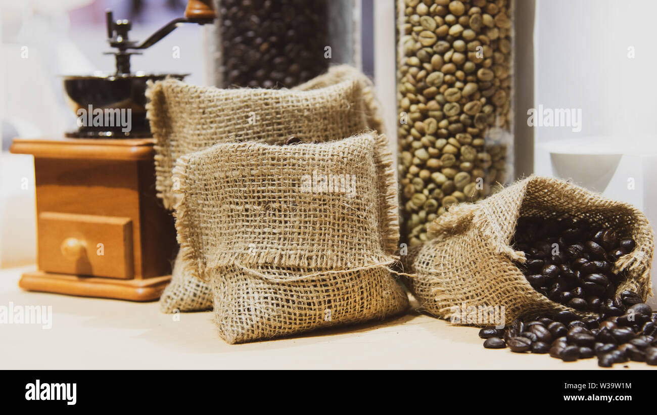 Kaffee aus frisch gemahlenen Bohnen in Hanf Sack, geröstete ...