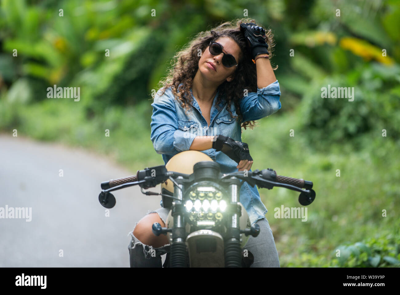 Schönen weiblichen Biker fahren ein Cafe' Racer Motorrad - Hübsches ...
