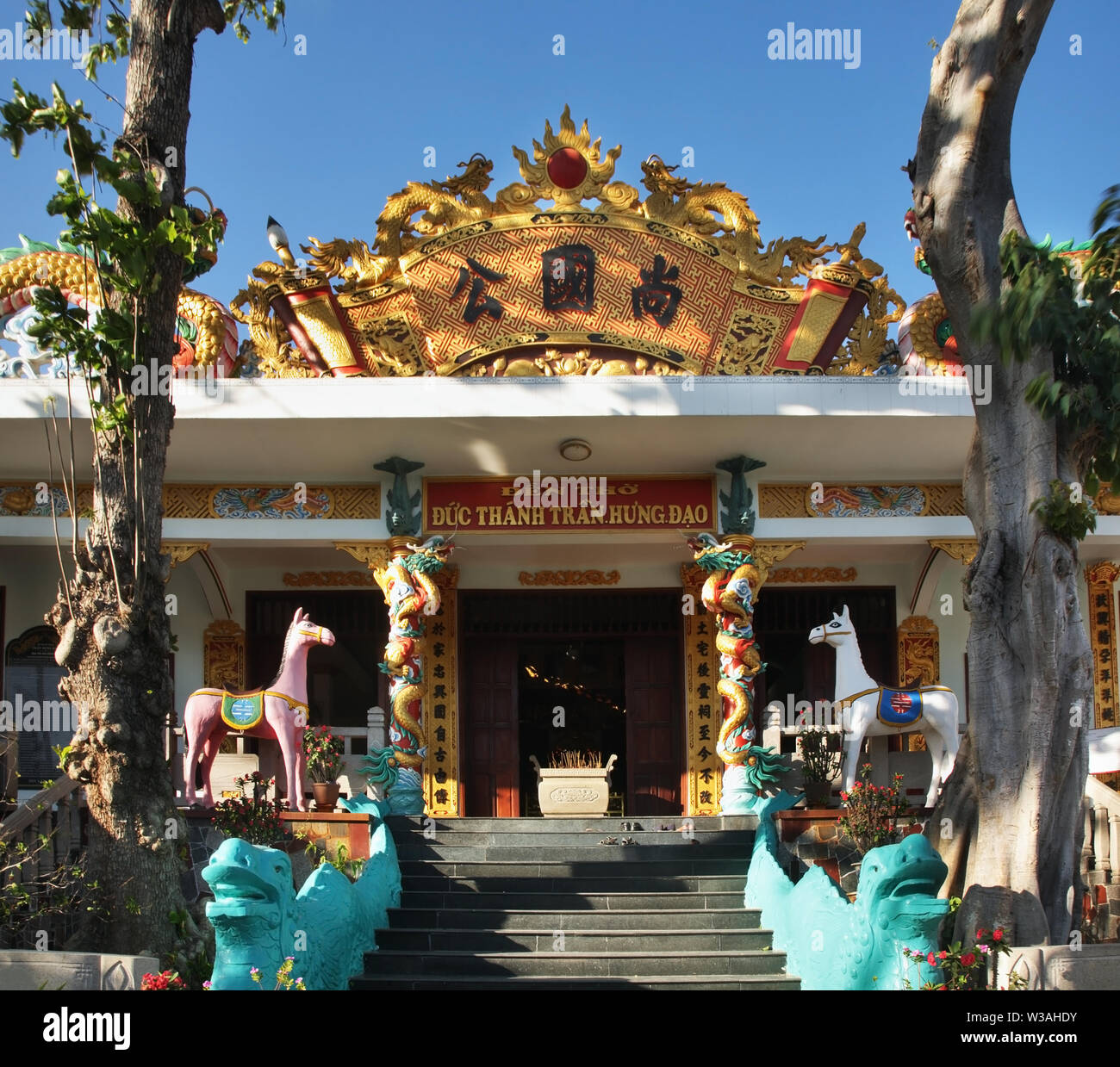 Den tho duc thanh tran hung dao -Fotos und -Bildmaterial in hoher Auflösung – Alamy