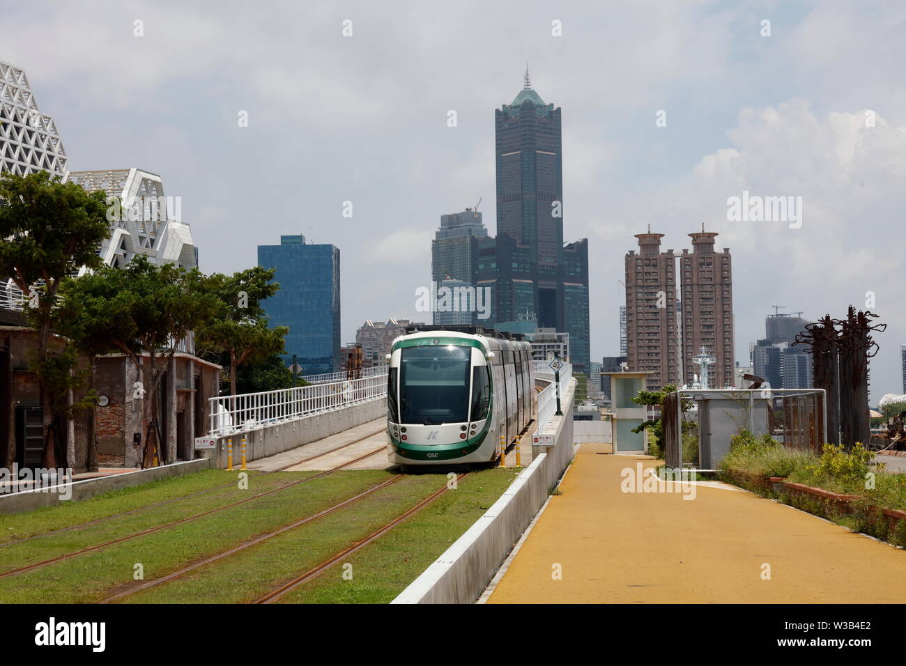 Light rail rapid transit -Fotos und -Bildmaterial in hoher Auflösung ...