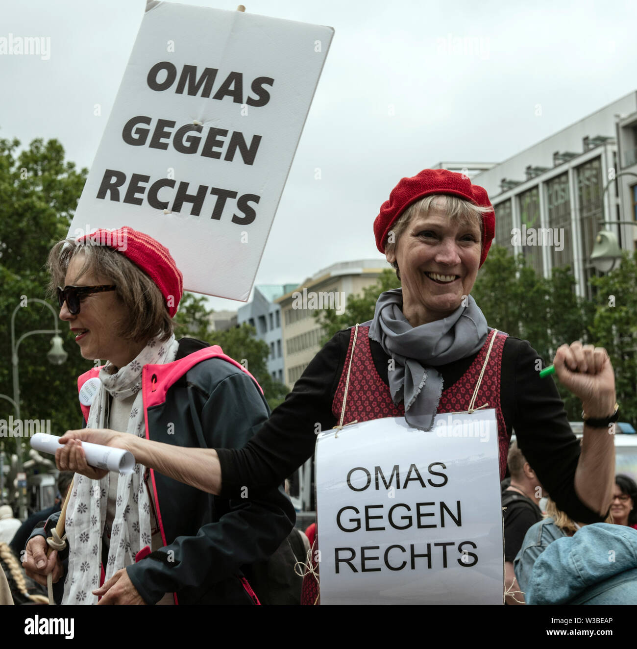 Oma gegen rechts -Fotos und -Bildmaterial in hoher Auflösung – Alamy