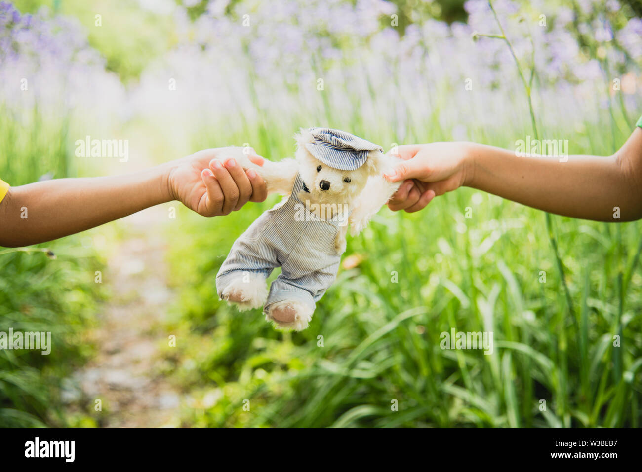 Kids Shaking Hands Stockfotos und -bilder Kaufen - Alamy