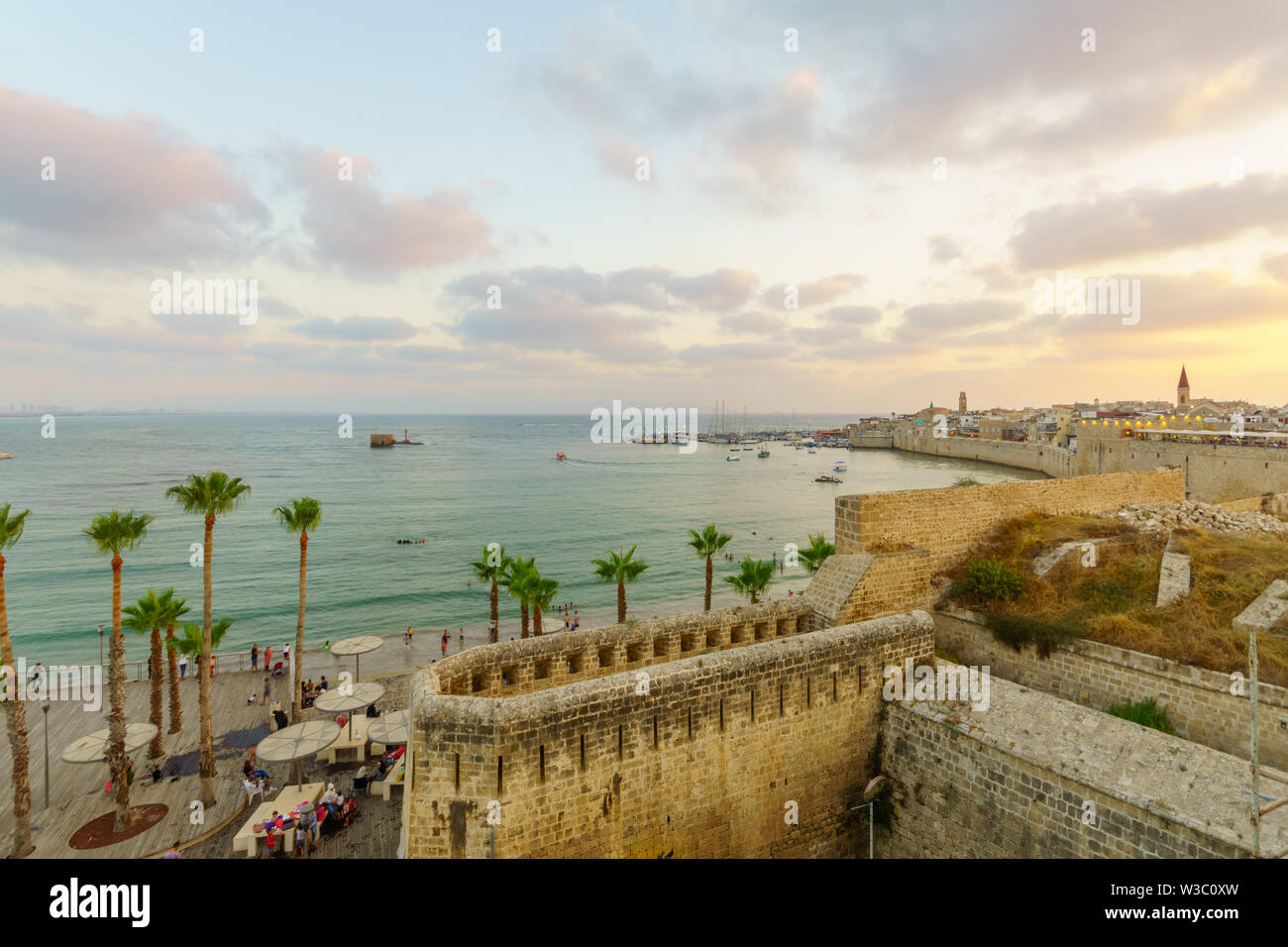 Akko, Israel - 08 Juli, 2019: Sonnenuntergang Blick auf die Pferde ...