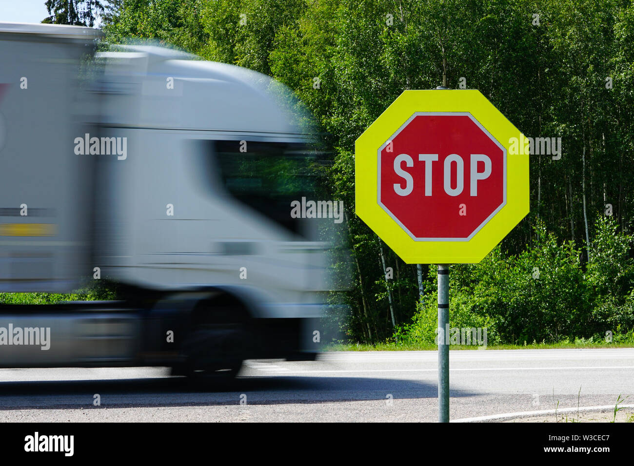 Stopping truck -Fotos und -Bildmaterial in hoher Auflösung – Alamy