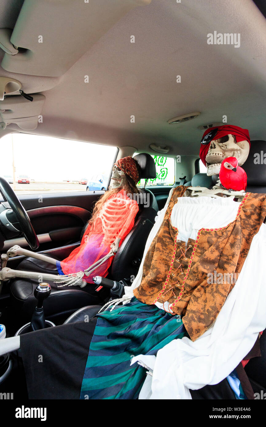 Innenraum des Mini Auto mit zwei Skelett Figuren, verkleidet als ...