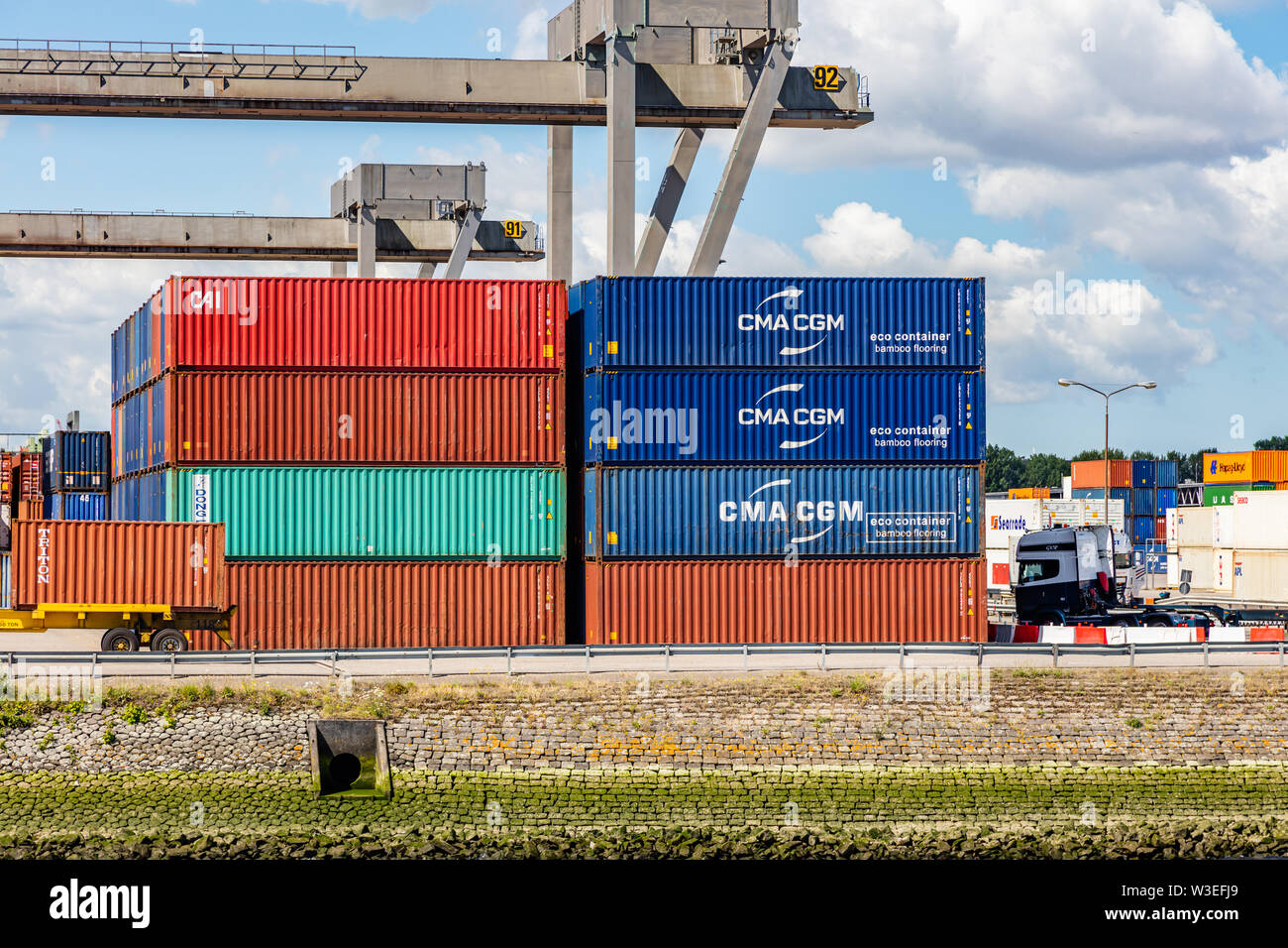 Trucks port containers -Fotos und -Bildmaterial in hoher Auflösung – Alamy